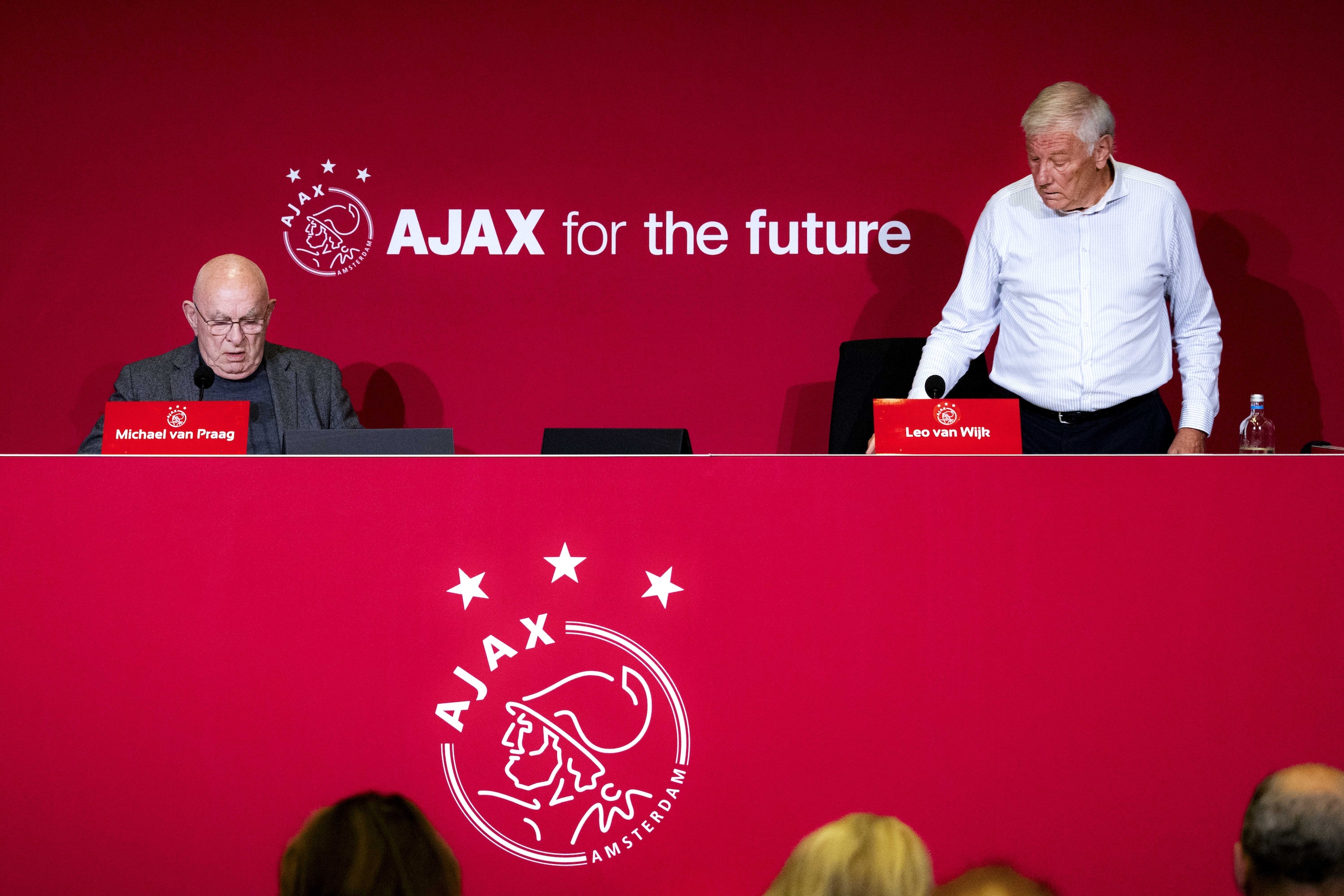 Ajax mag dan beursgenoteerd zijn, de club wordt bestuurd als een ...