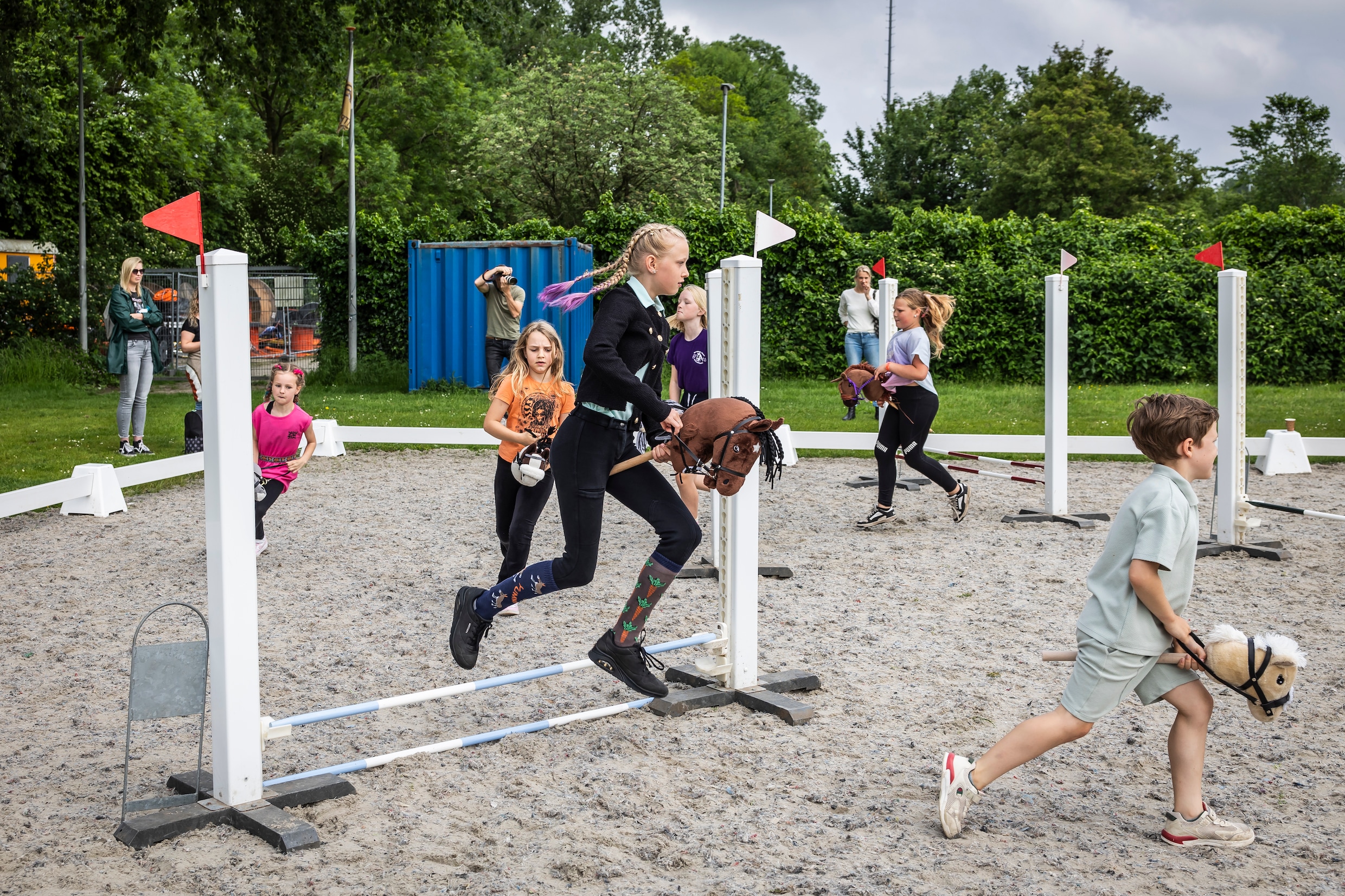 Op een stokpaardje over hindernissen springen in plaats van op een echt ...