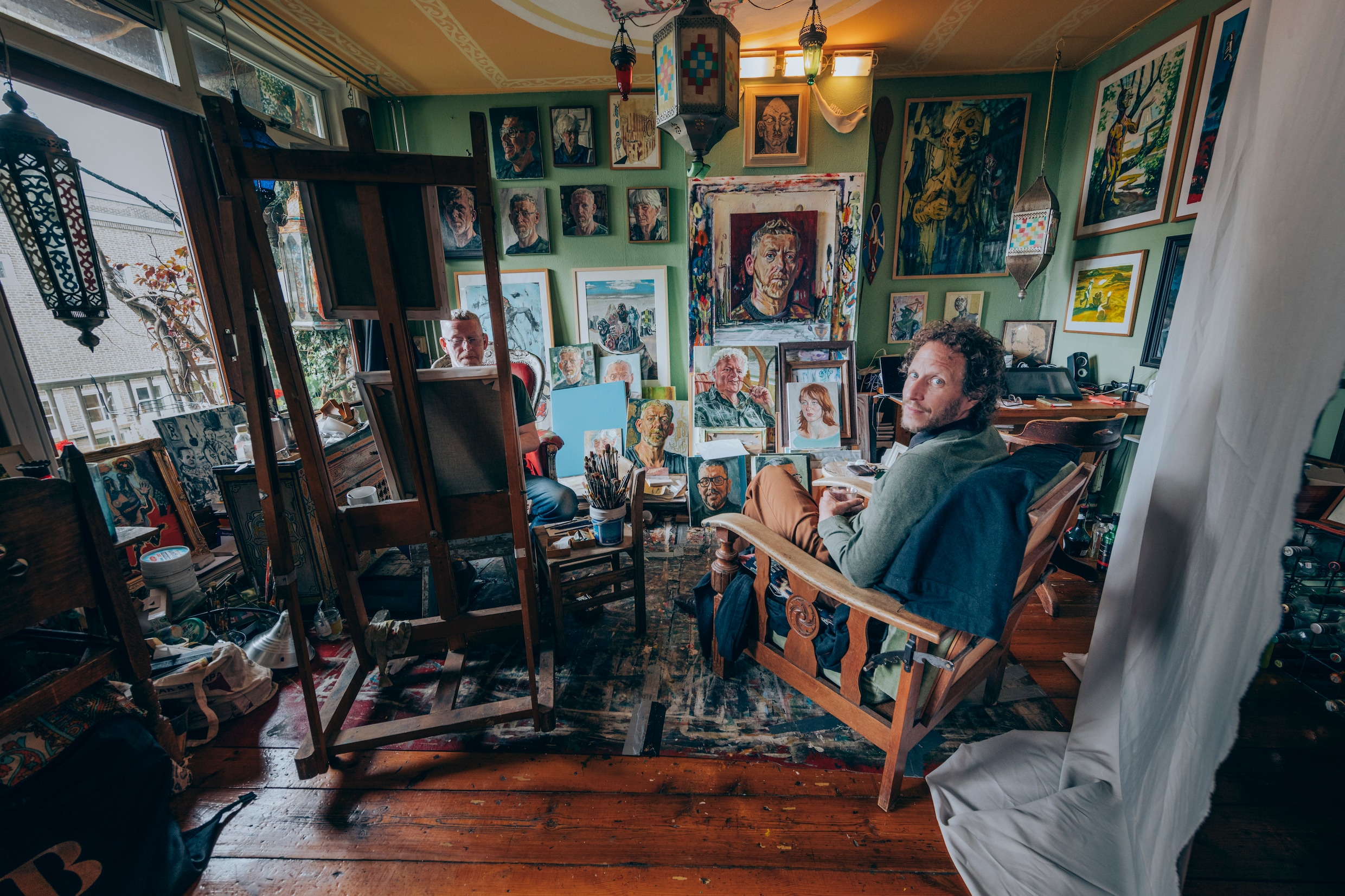 Poserend leert Micha Wertheim de portretkunst én de kunstenaar kennen ...