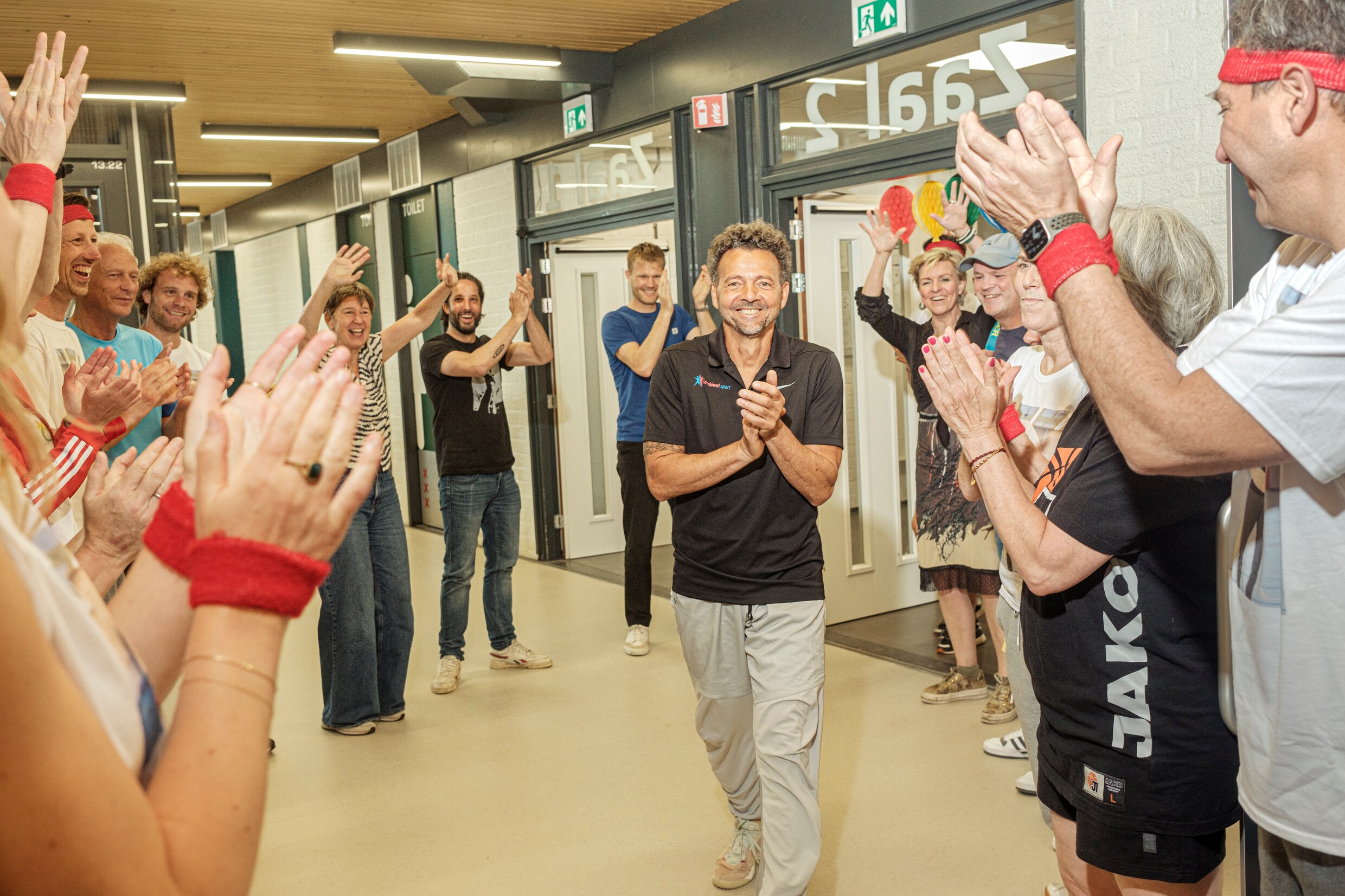 Deze geliefde buursportwerker zette zich veertig jaar in om ...