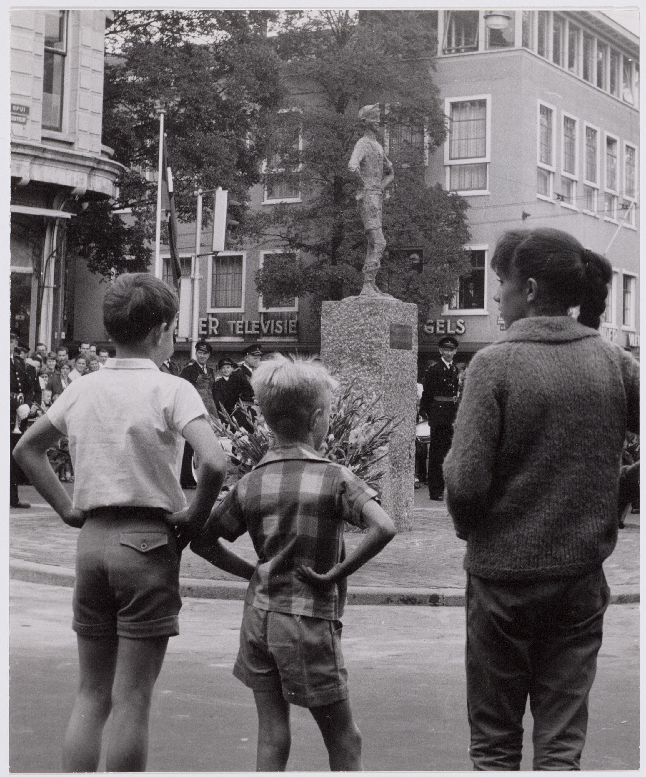 Het in maart aangereden Lieverdje komt maandag terug op het Spui: ‘Het ...