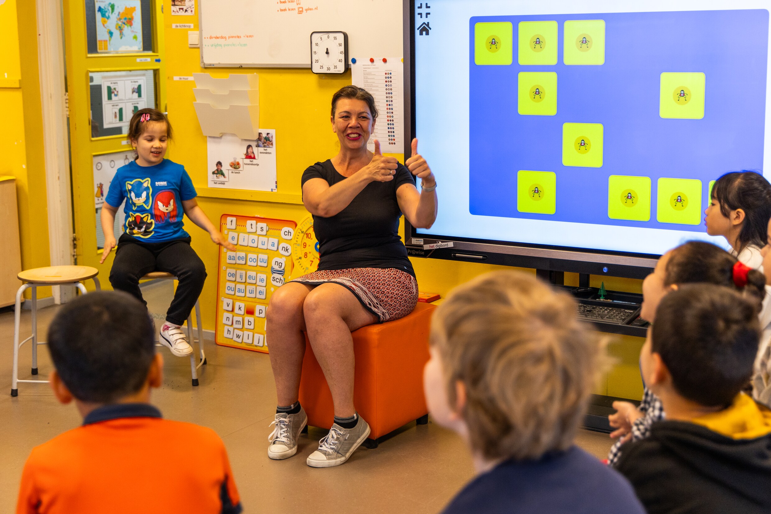 Deze Amsterdamse taalschool geeft les aan kinderen die nieuw zijn in ...