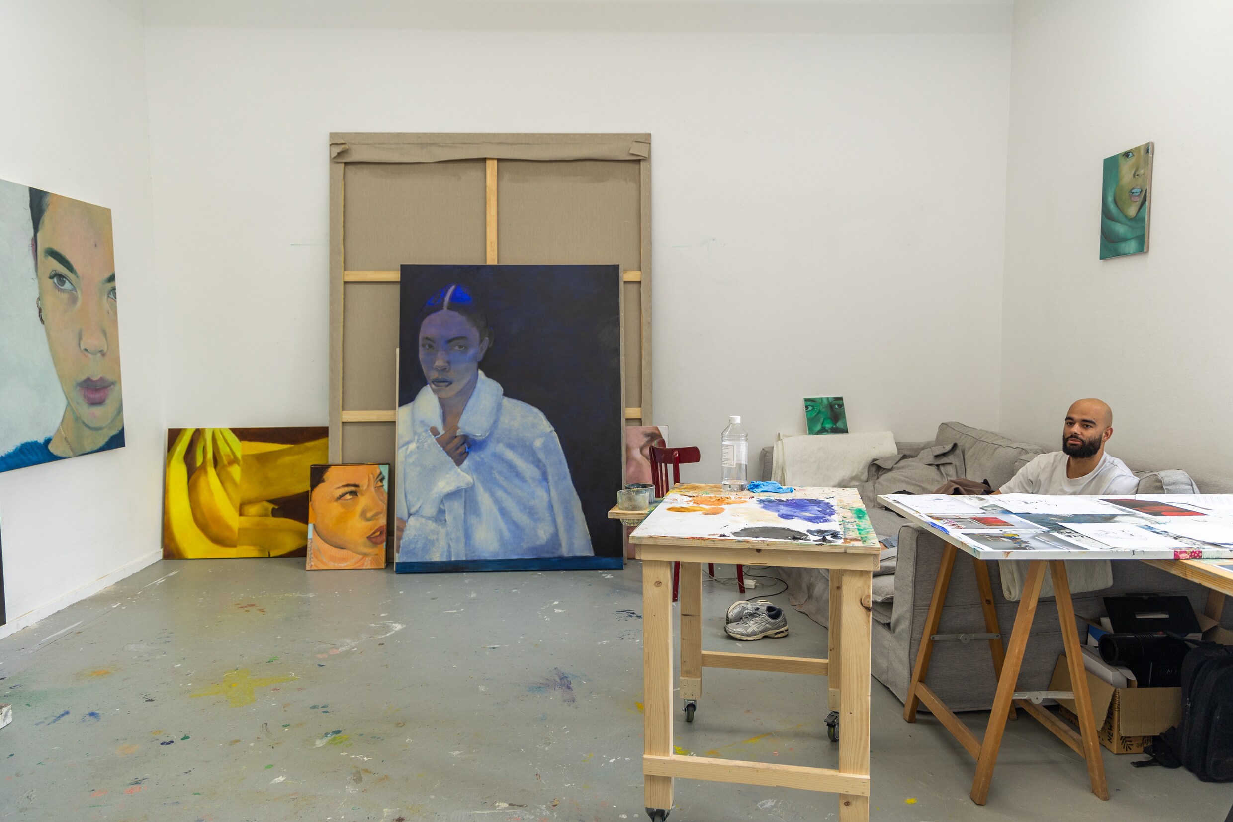 Oorlogsmuziek met brandgeur en op een sekte geïnspireerde tafelkleden ...