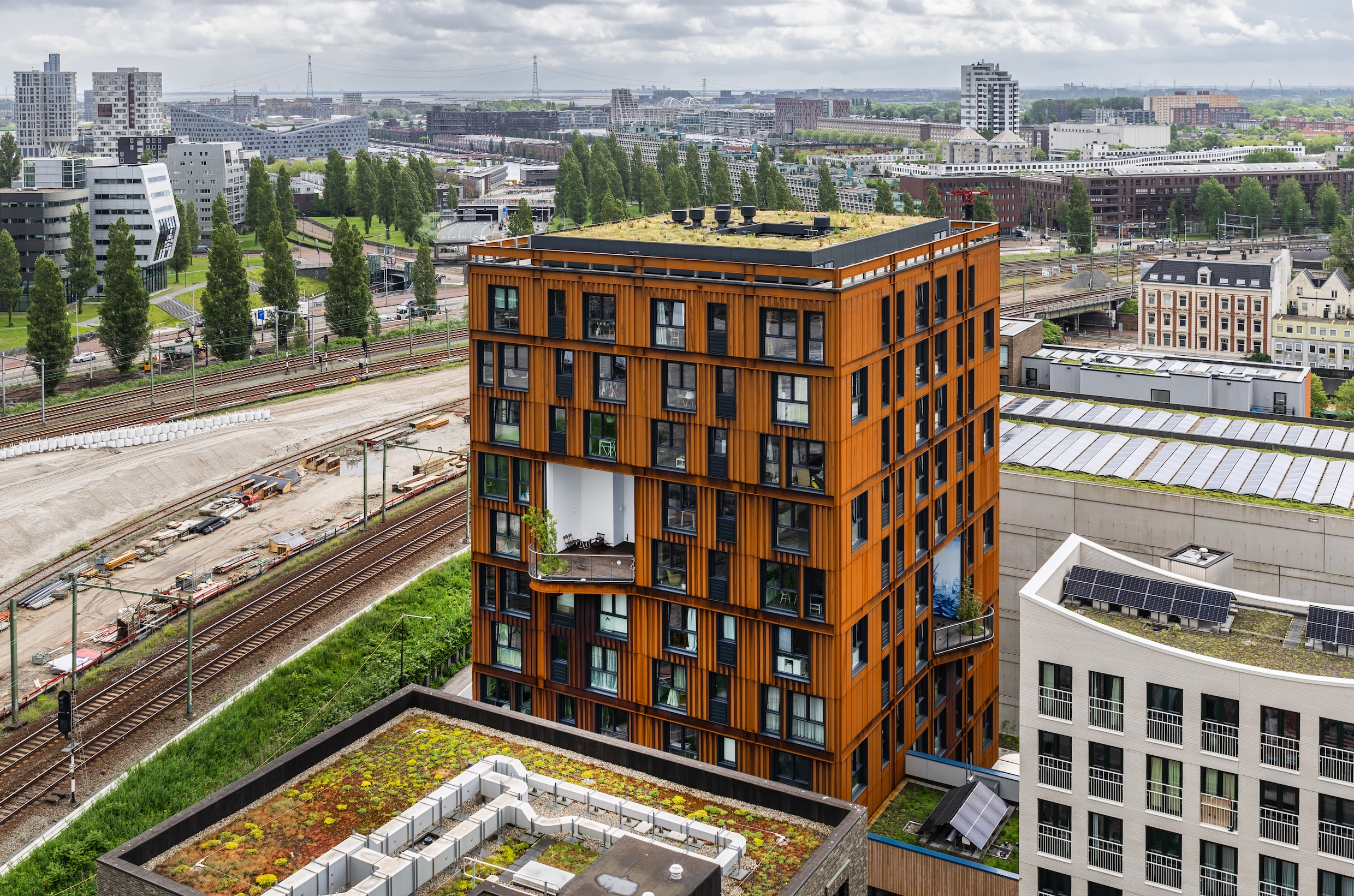 Woontoren Stork op Oostenburg is gemaakt van cortenstaal, waardoor het ...