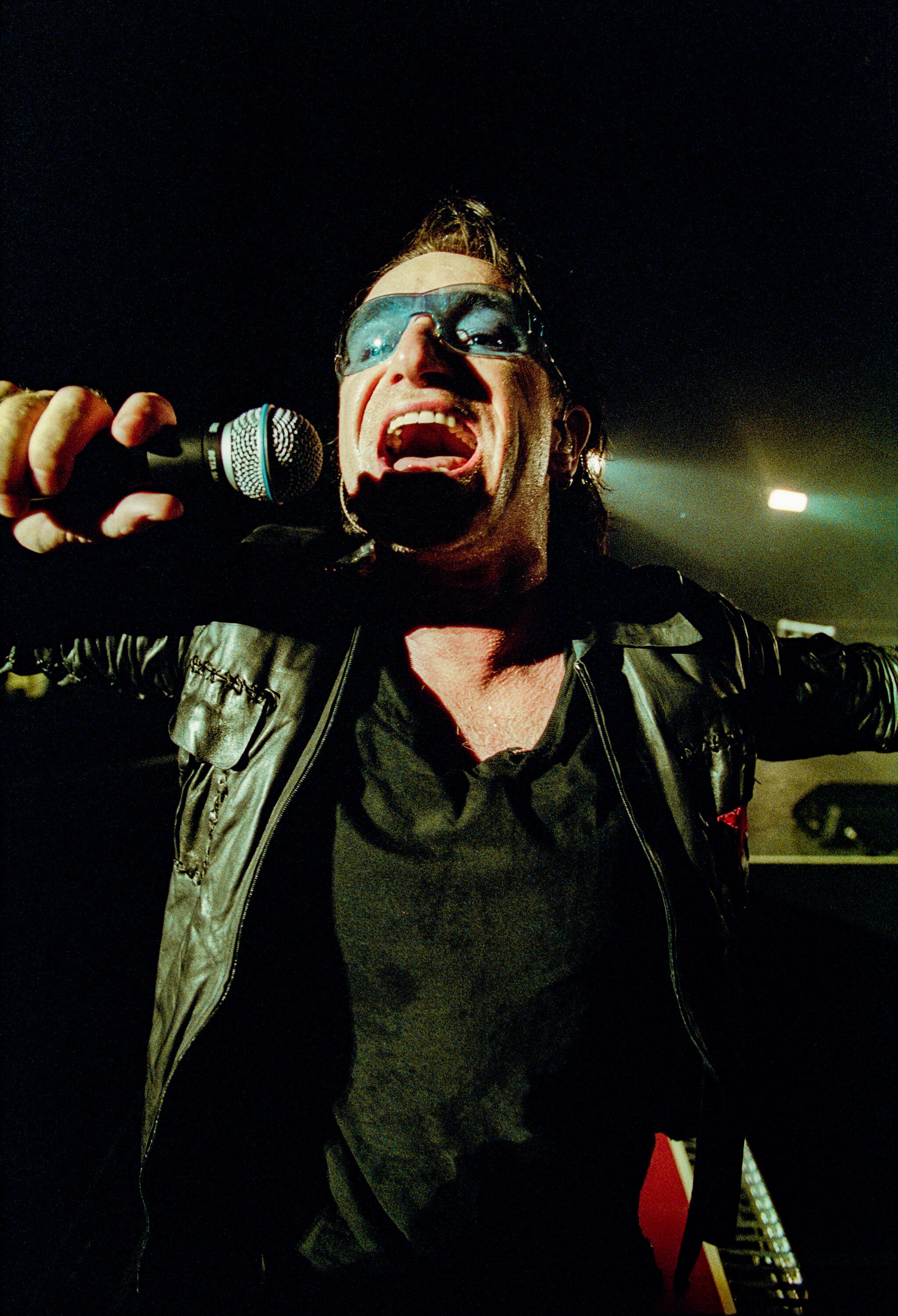 Popfotograaf Paul Bergen moest Bono van zich afduwen op het podium ...