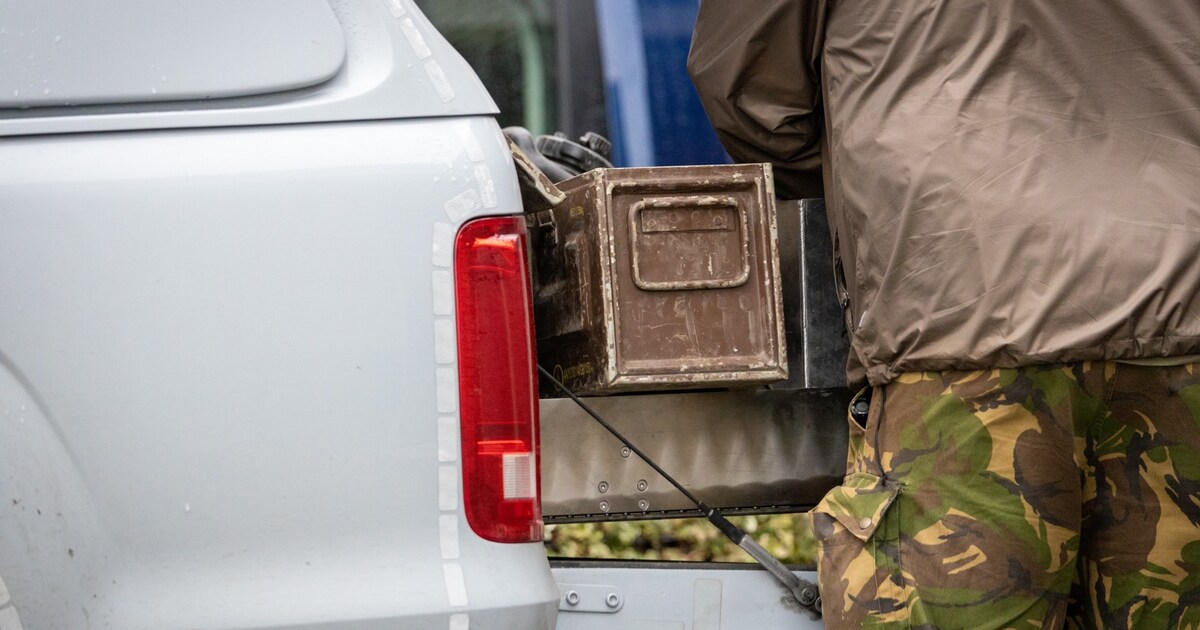 Magneetvisser trekt explosieven en vuurwapen uit het water in Nieuw-West, politie zet groot ...