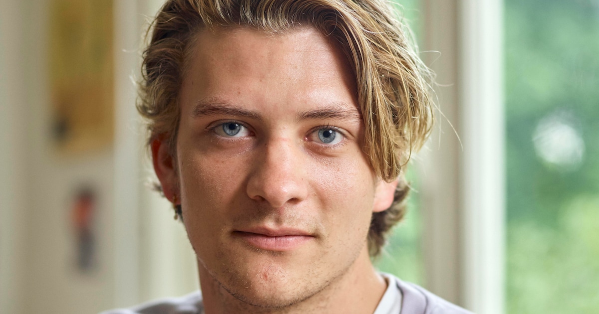 Harmen (23) verloor zijn zus Floor aan kanker en schreef een boek over ...