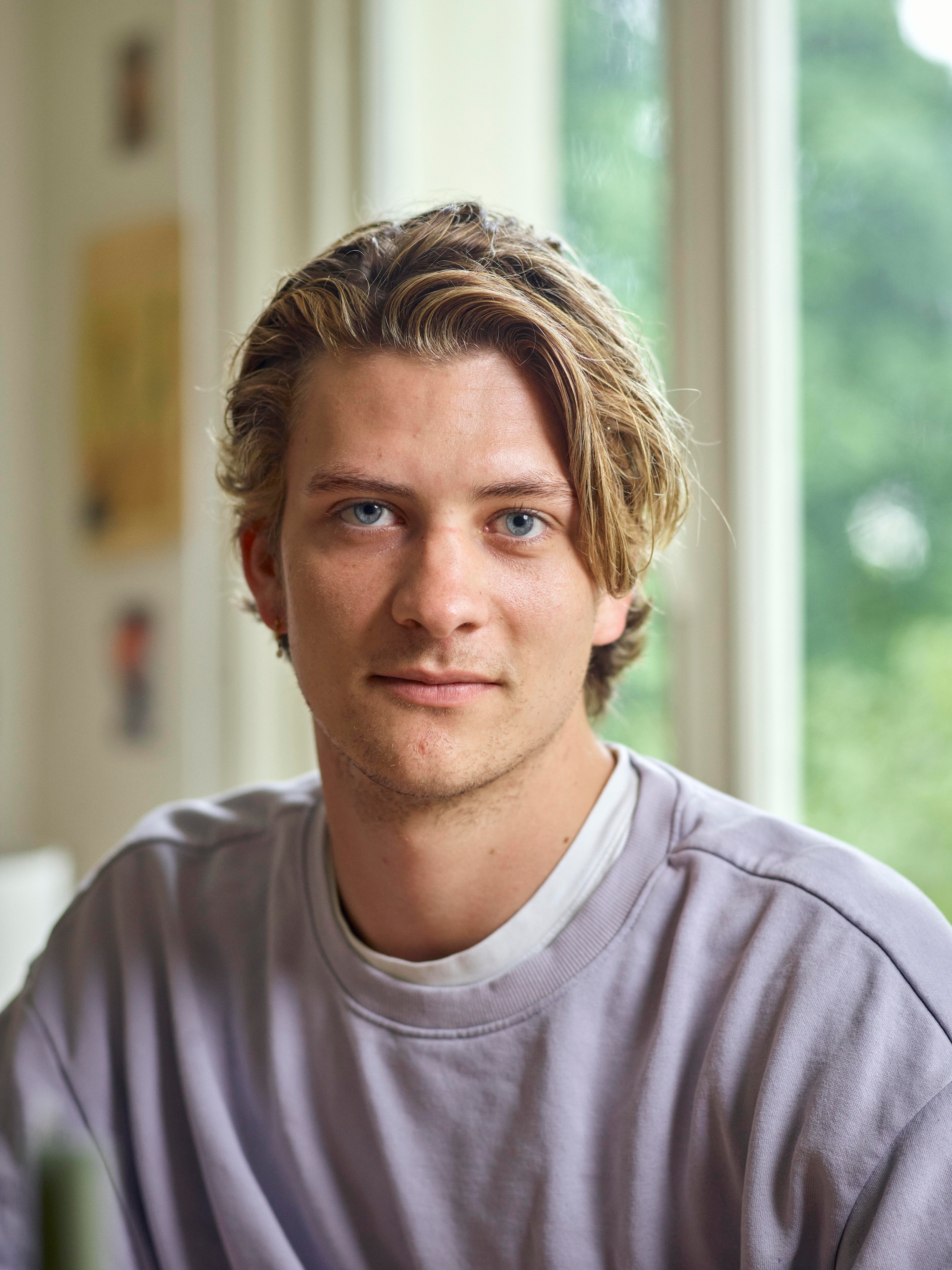 Harmen (23) verloor zijn zus Floor aan kanker en schreef een boek over ...