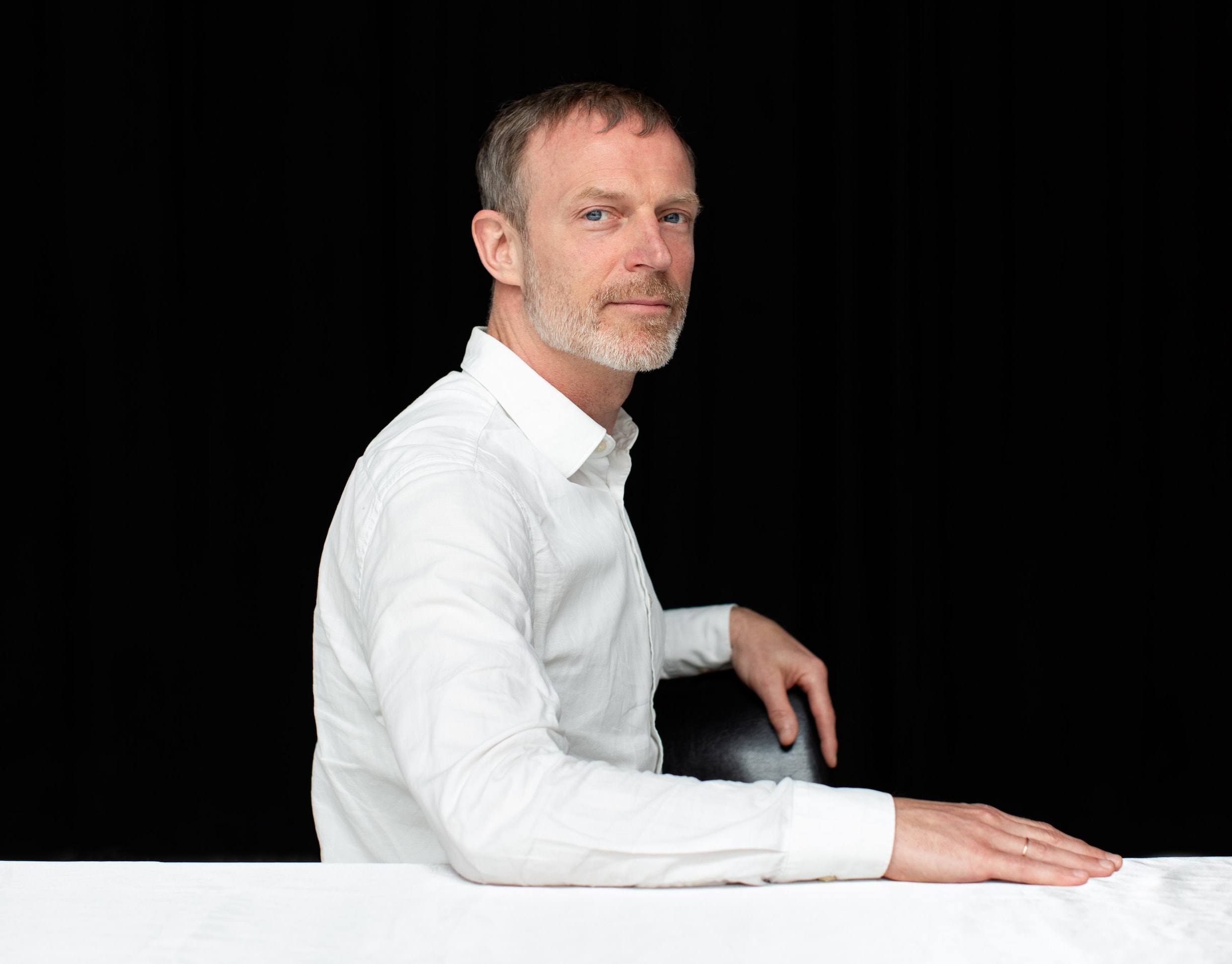 Jakop Ahlbom gebruikt acrobatiek, dans en mime om zijn publiek een ...