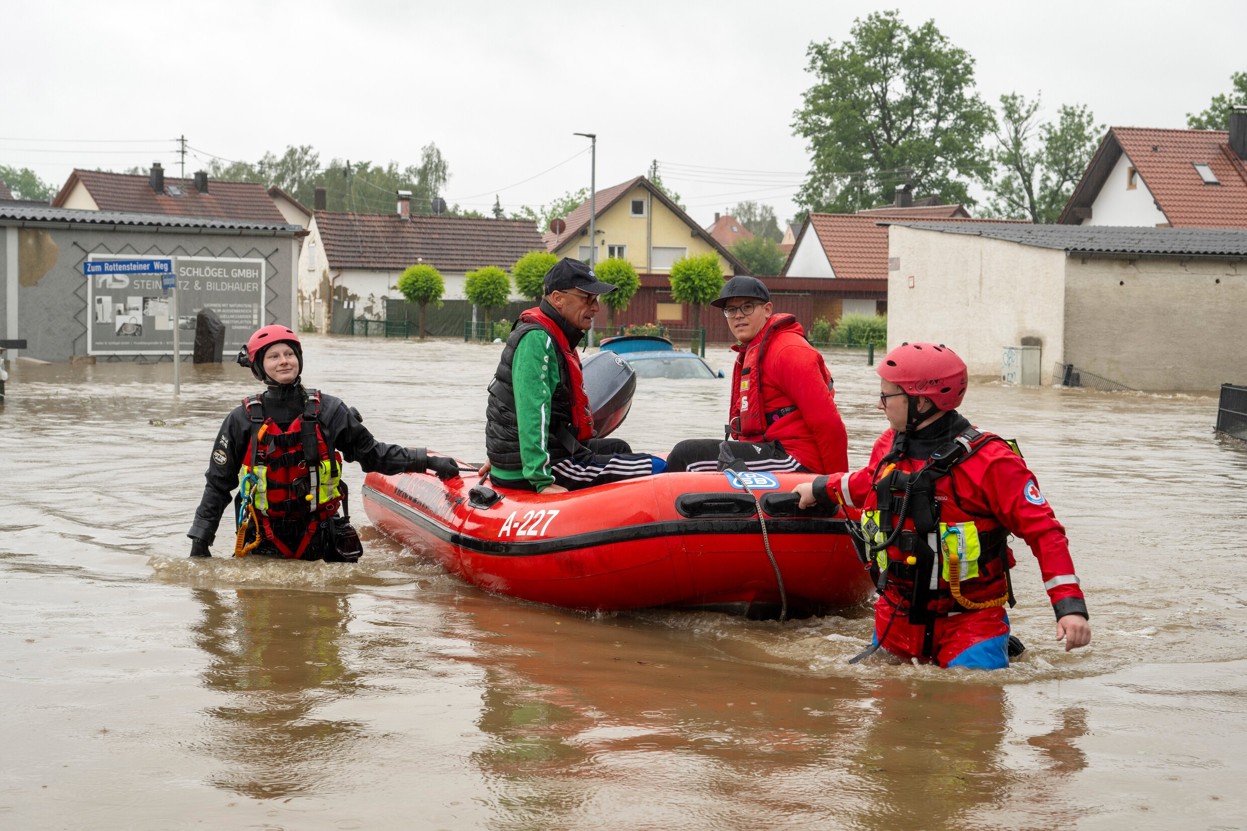Hoogwatersituatie in zuiden Duitsland: brandweerman verdronken, trein ...