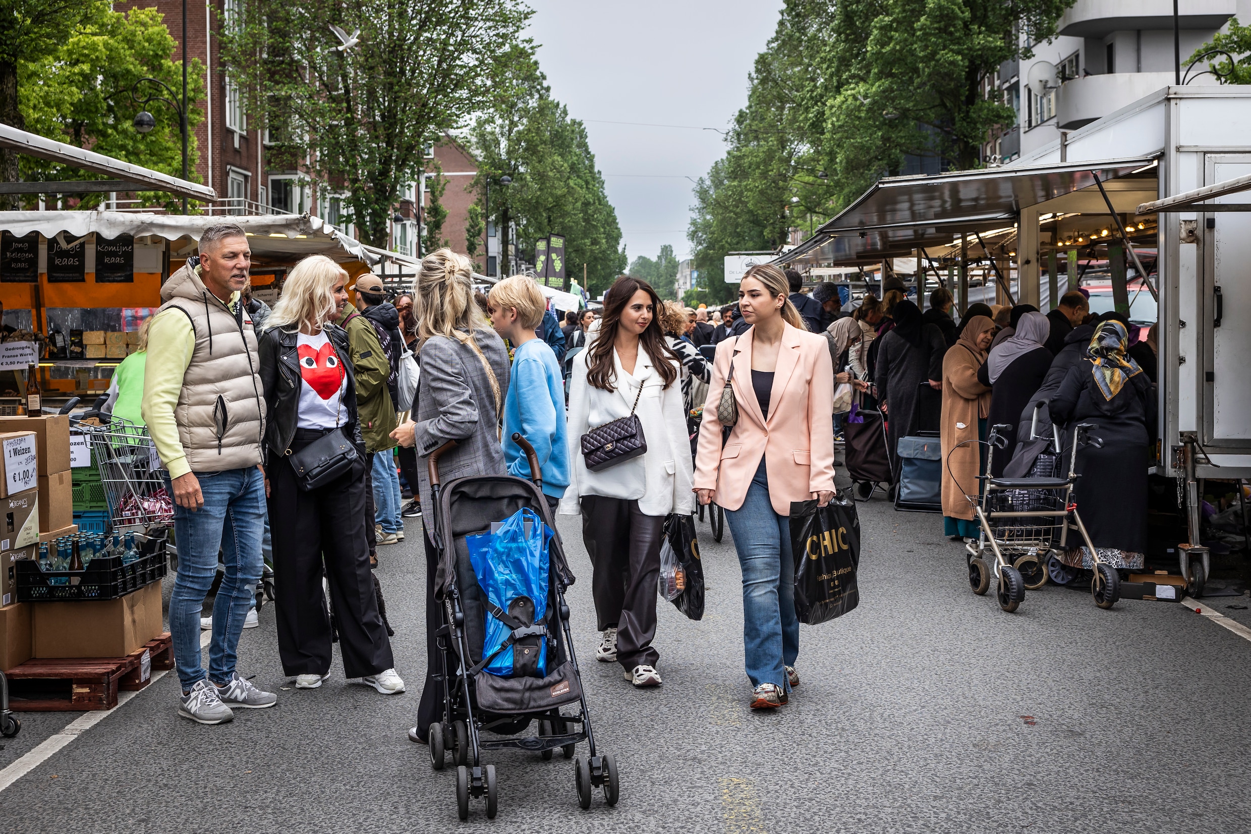Toeristen hebben ook de Dapperbuurt ontdekt, maar daar is niet iedereen blij mee: ‘Het wordt ...