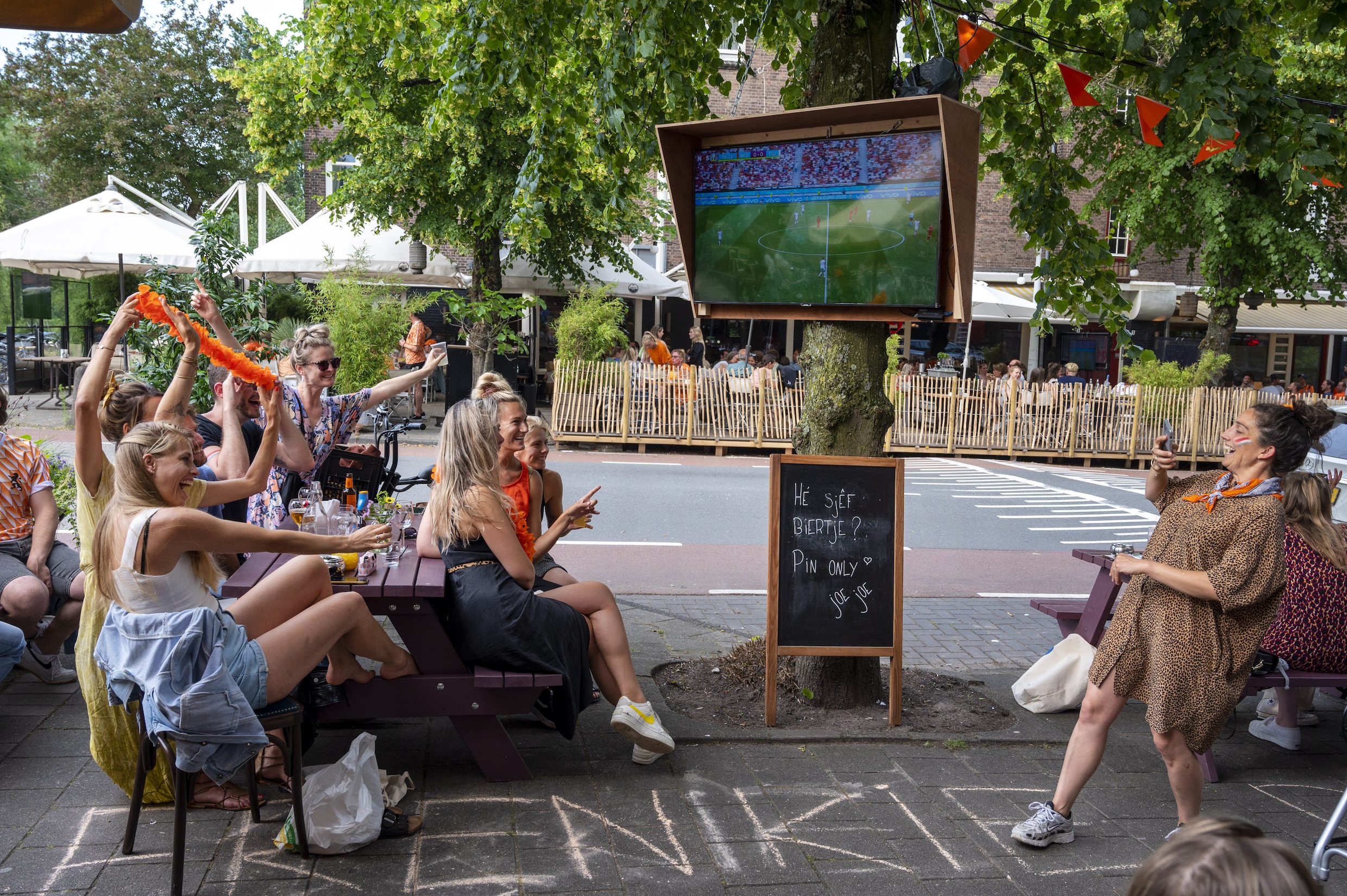 Kijk hier de halve finale Nederland - Engeland in Amsterdam | Het Parool
