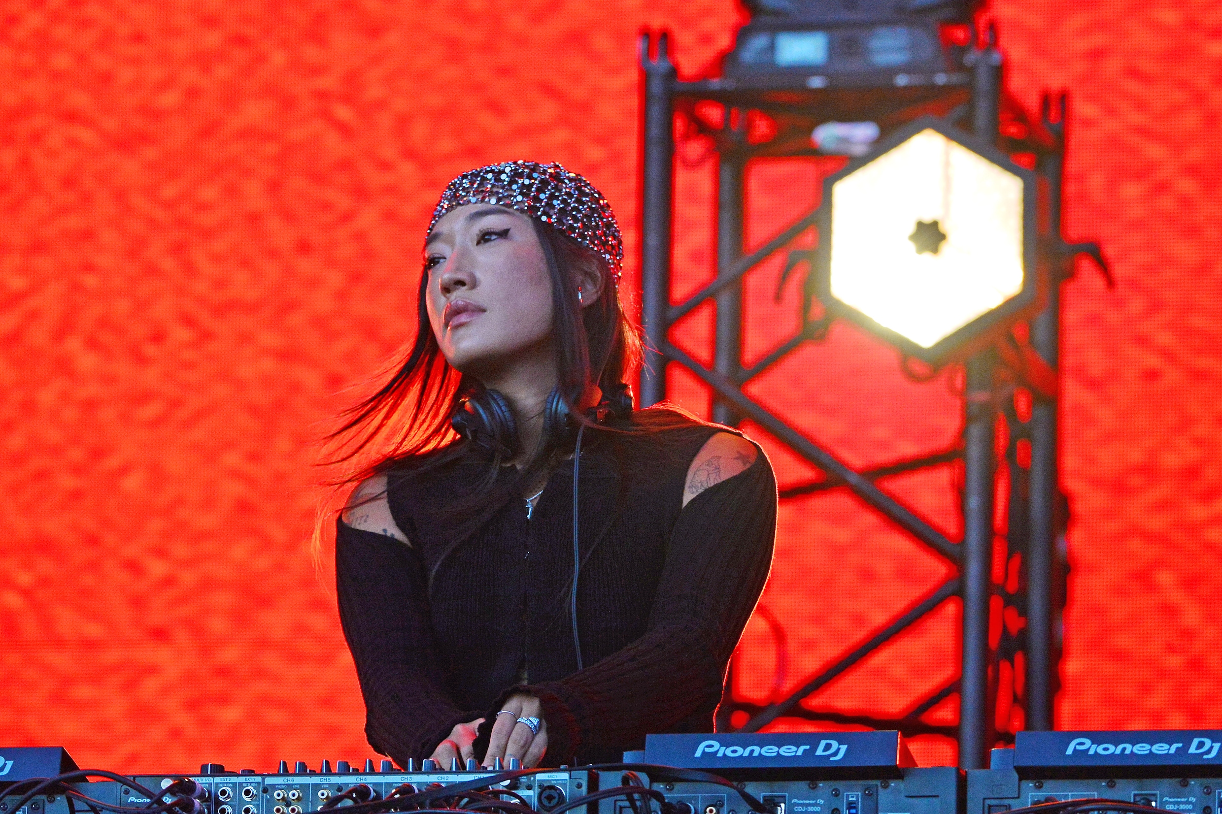 Recensie ‘I Hear You’: Peggy Gou bouwt debuutalbum op als een krachtige ...