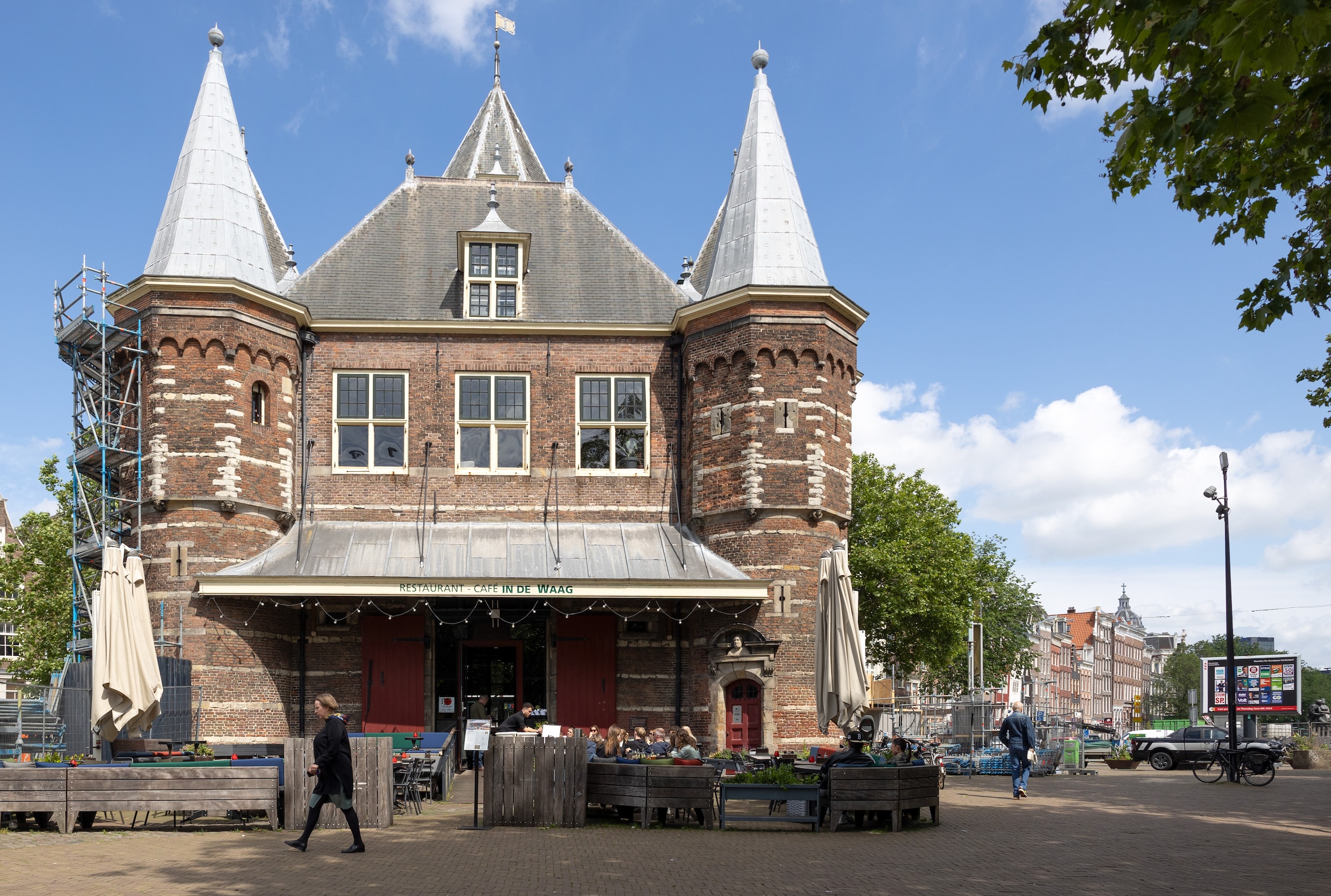 Rond 1600 gingen Amsterdammers naar de Waag voor de anatomische les ...