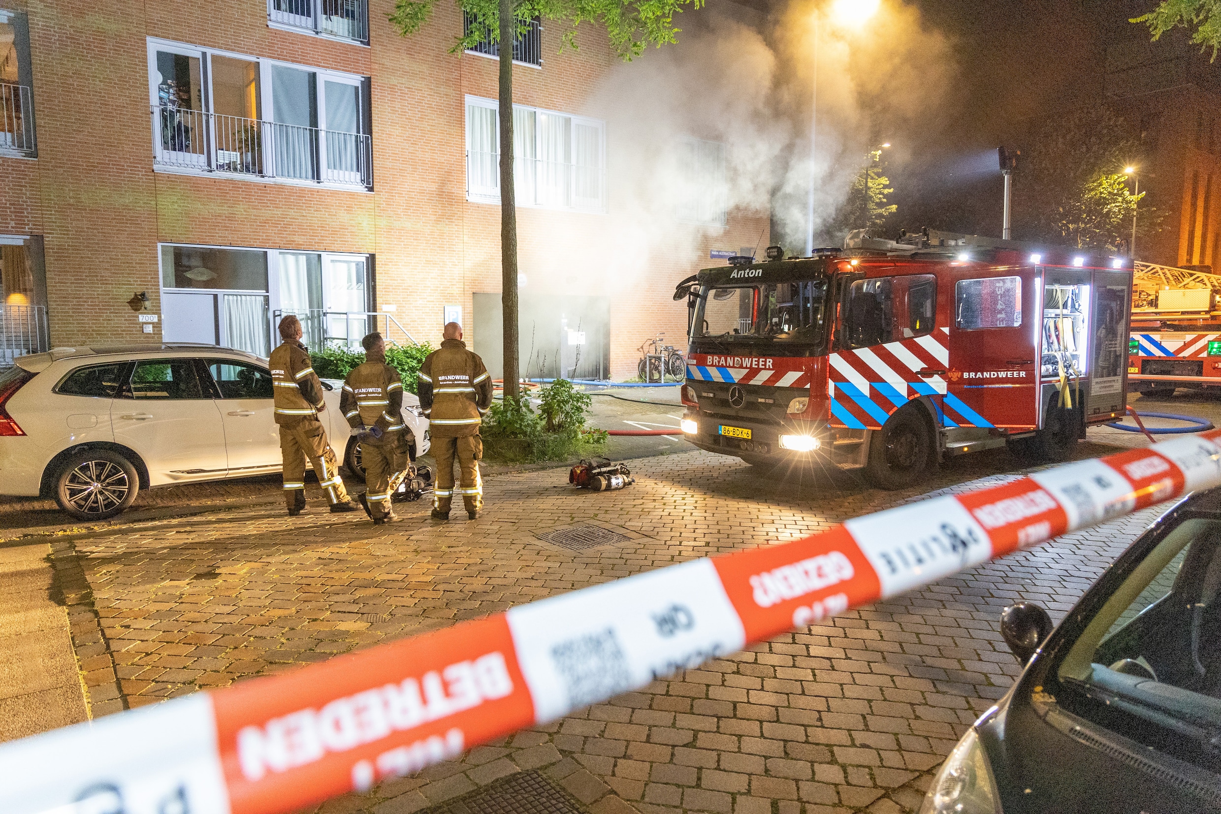 Meerdere bewoners op straat na brand met veel rook in parkeergarage op ...