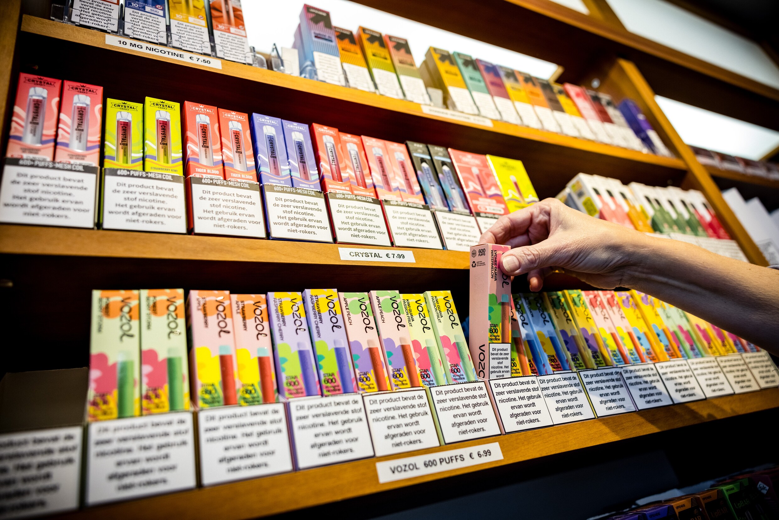 Ook vapes en sigaren krijgen straks een saaie verpakking | Het Parool