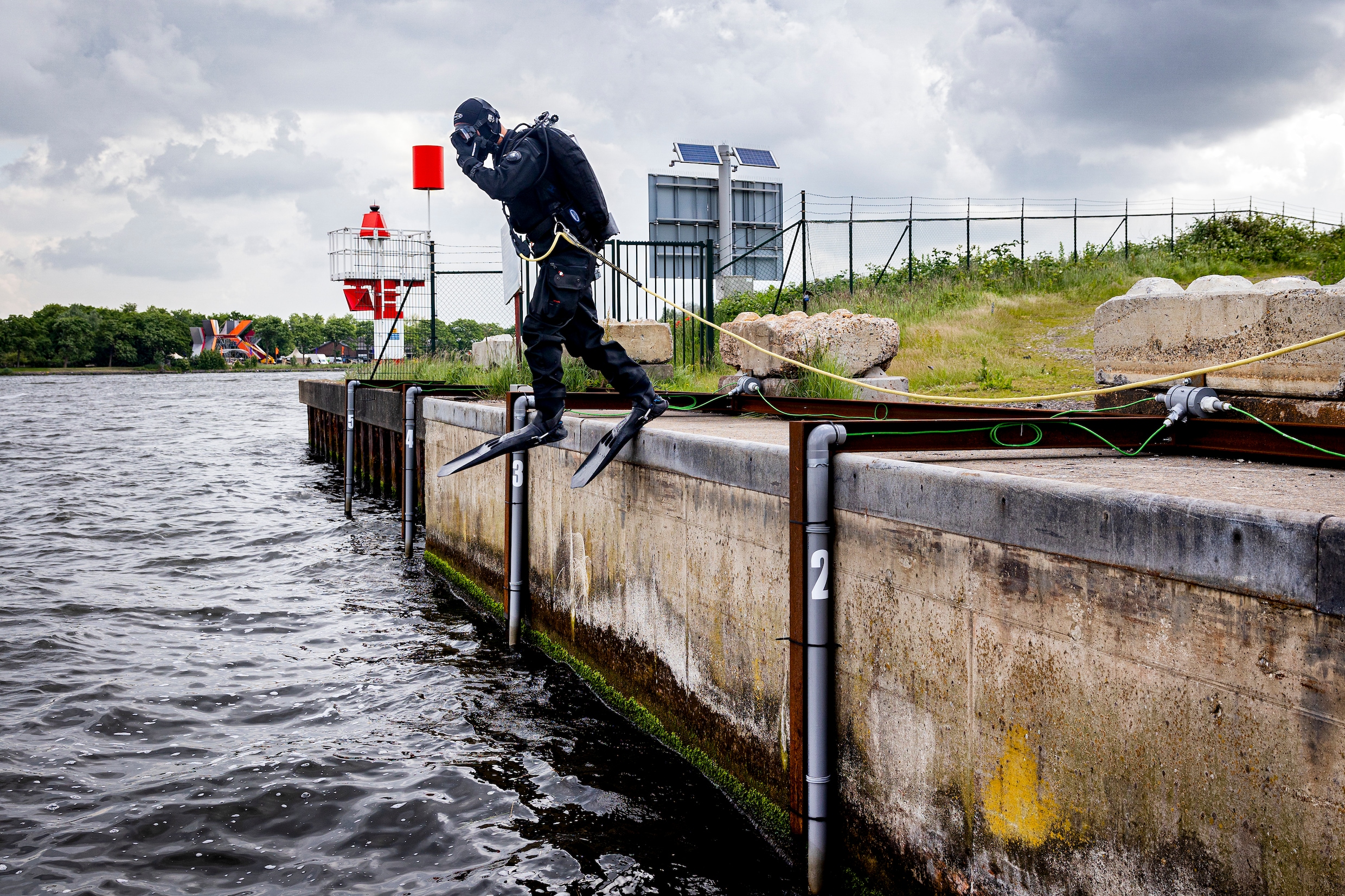 Politie en douane jagen met sonar, microfoons en drones op ...
