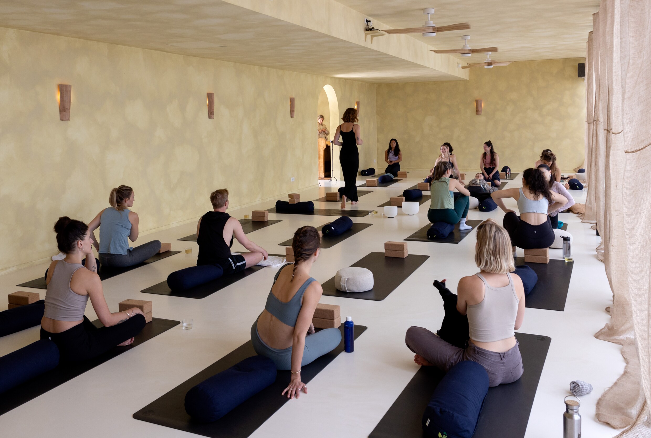 Bij Stretch and Fold in Noord kun je na de yoga lekker het dak op | Het ...