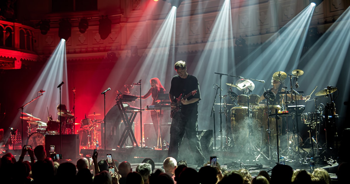 Recensie: De hits van Faithless zijn zo goed dat ze zelfs zonder zanger ...