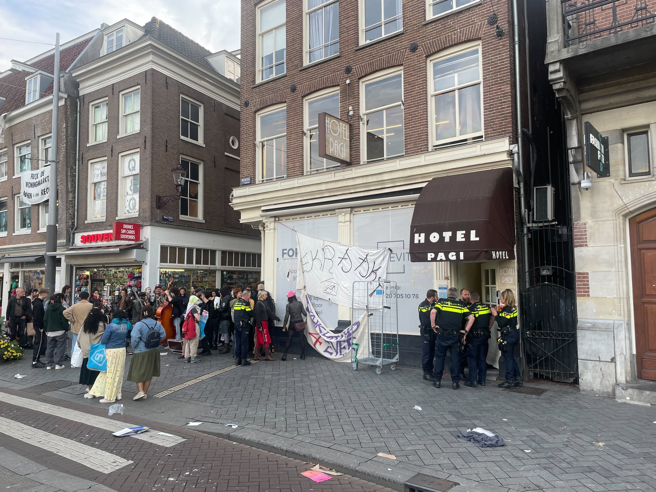 Gekraakt pand onder hotel op het Rokin vrijdagavond geruimd | Het Parool