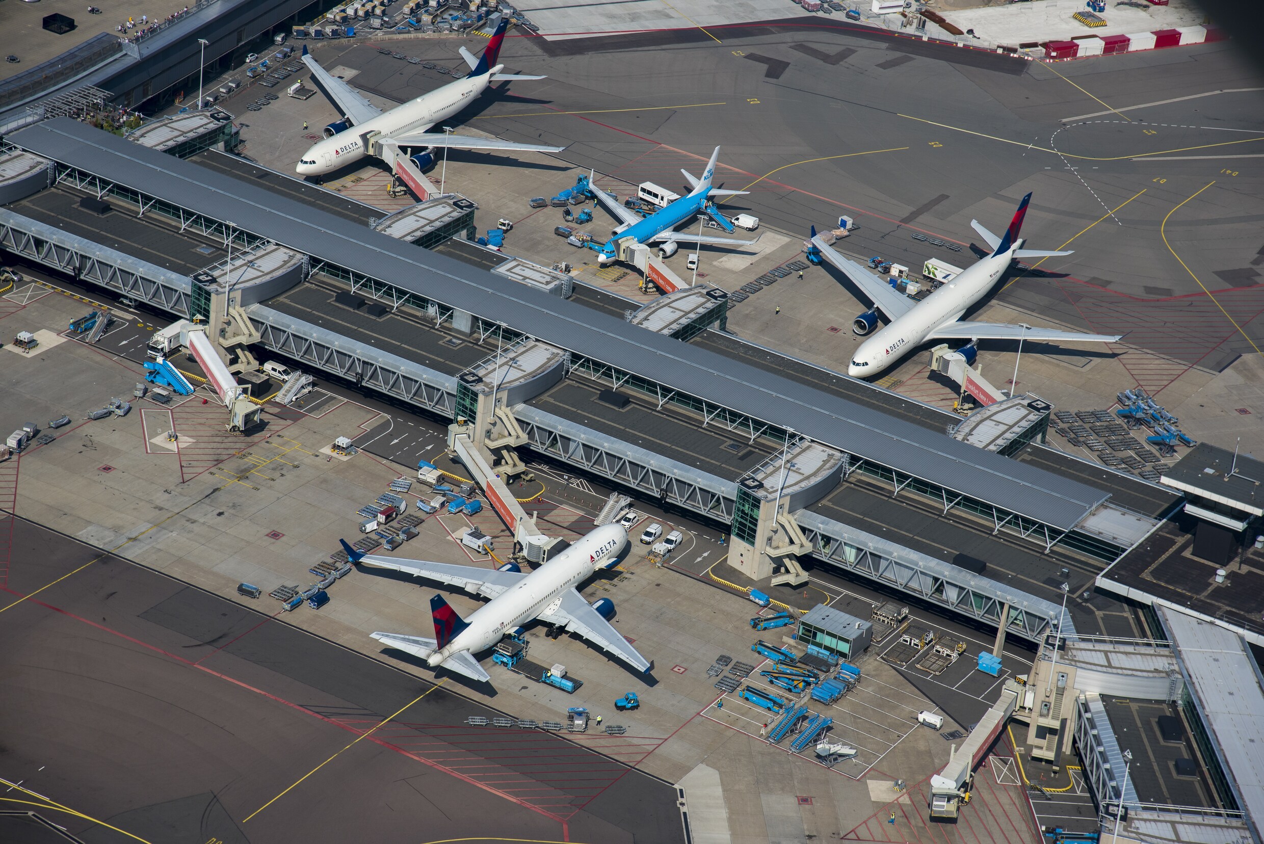 Brandmelding op Schiphol was vals alarm, vluchten vertraagd | Het Parool