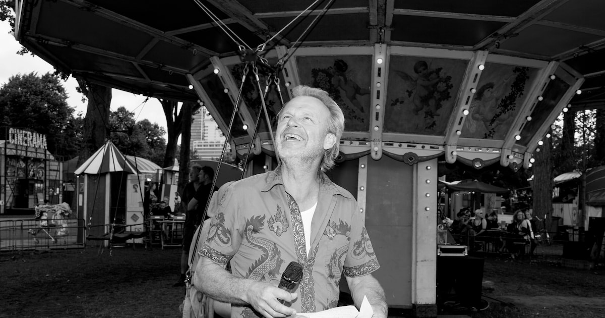 Theaterman Jacob Rens (1962- 2024) liep met een koe door Manhattan en ...