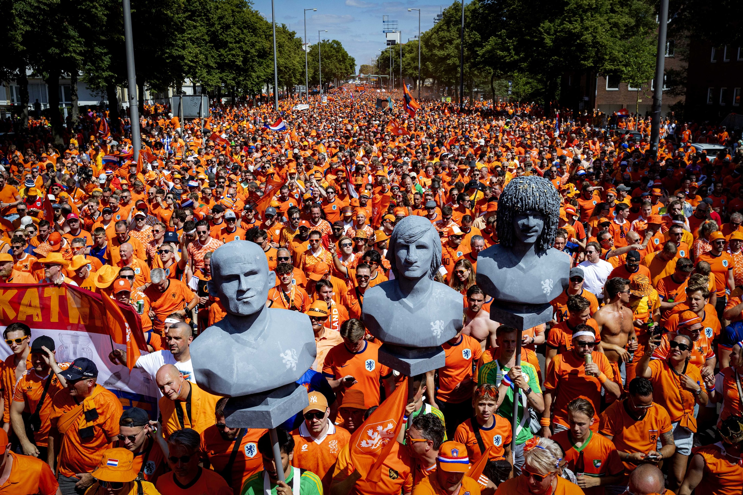 De Oranjemars leidt in het buitenland tot verbazing: ‘Het blijft ...