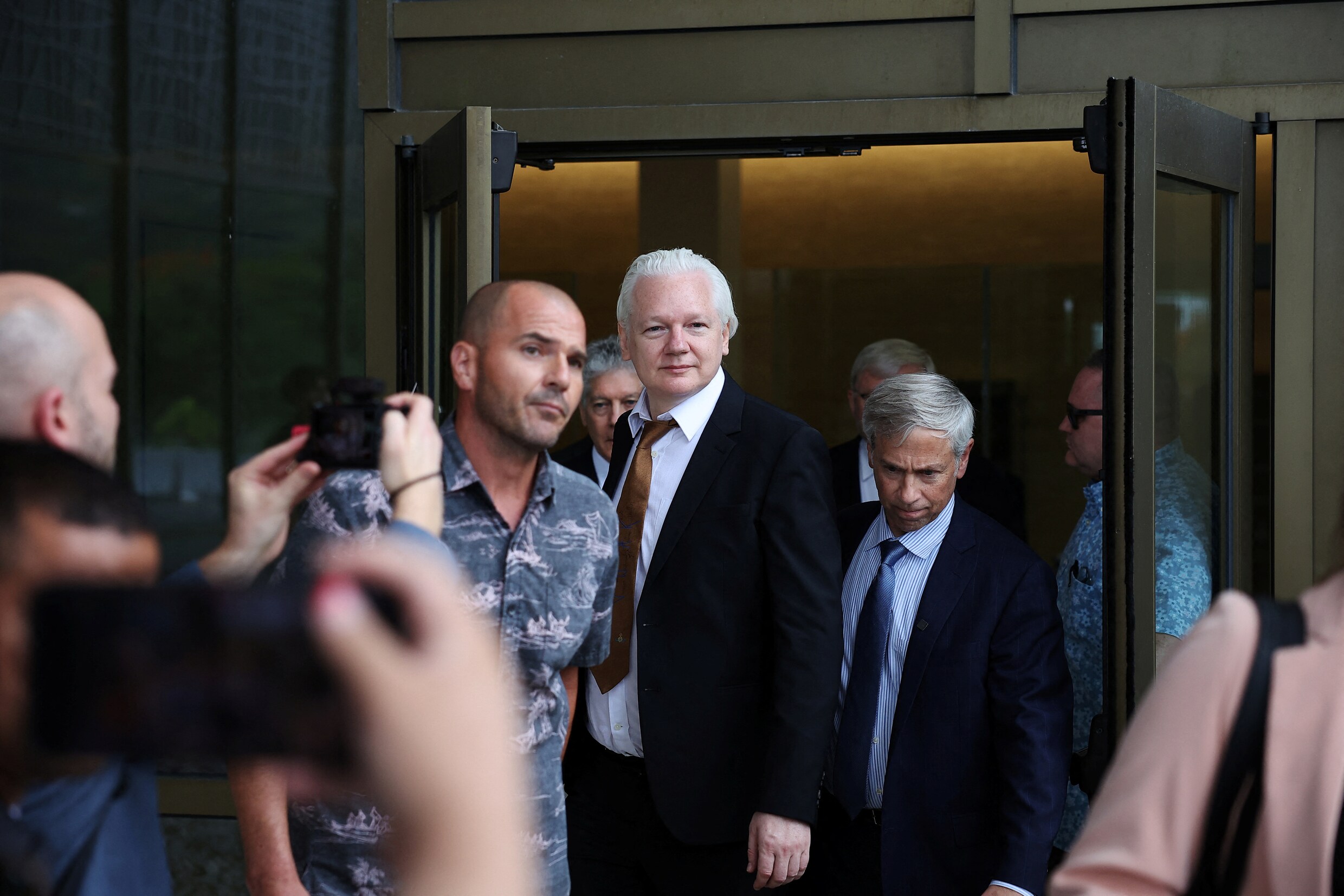 Julian Assange vrij na schuldbekentenis, op weg naar familie in ...