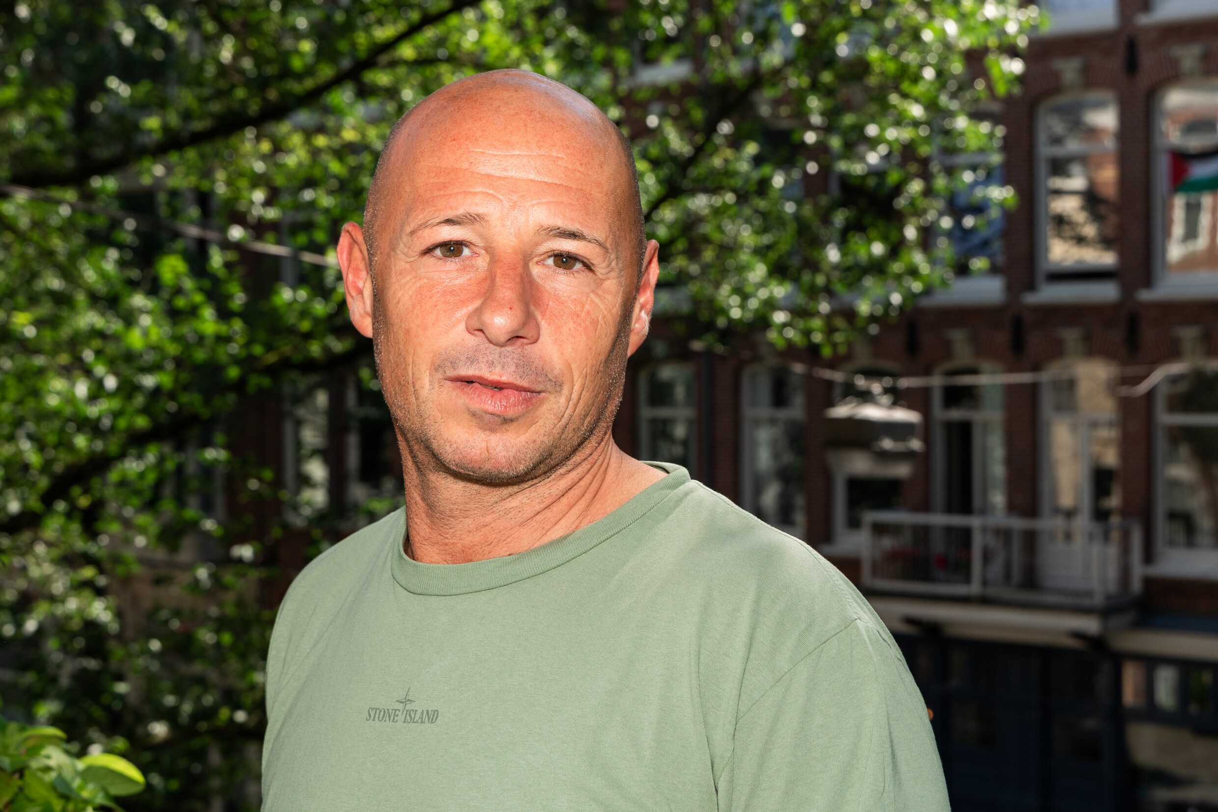 Aan deze Amsterdamse gevel hangen een Israëlische vlag en een ...