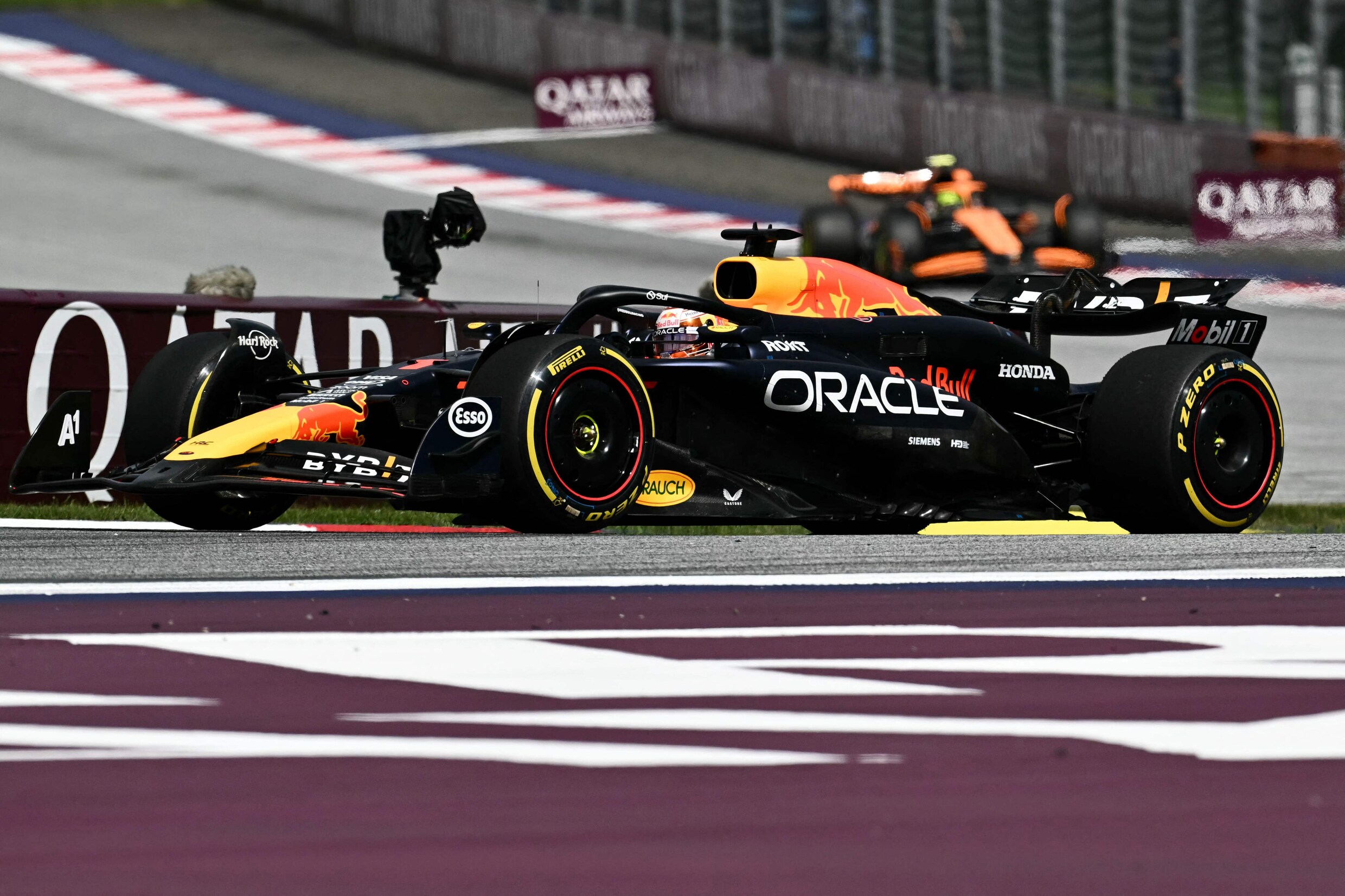 Verstappen én Norris lopen overwinning mis na botsing in Oostenrijk, Russell lachende derde ...