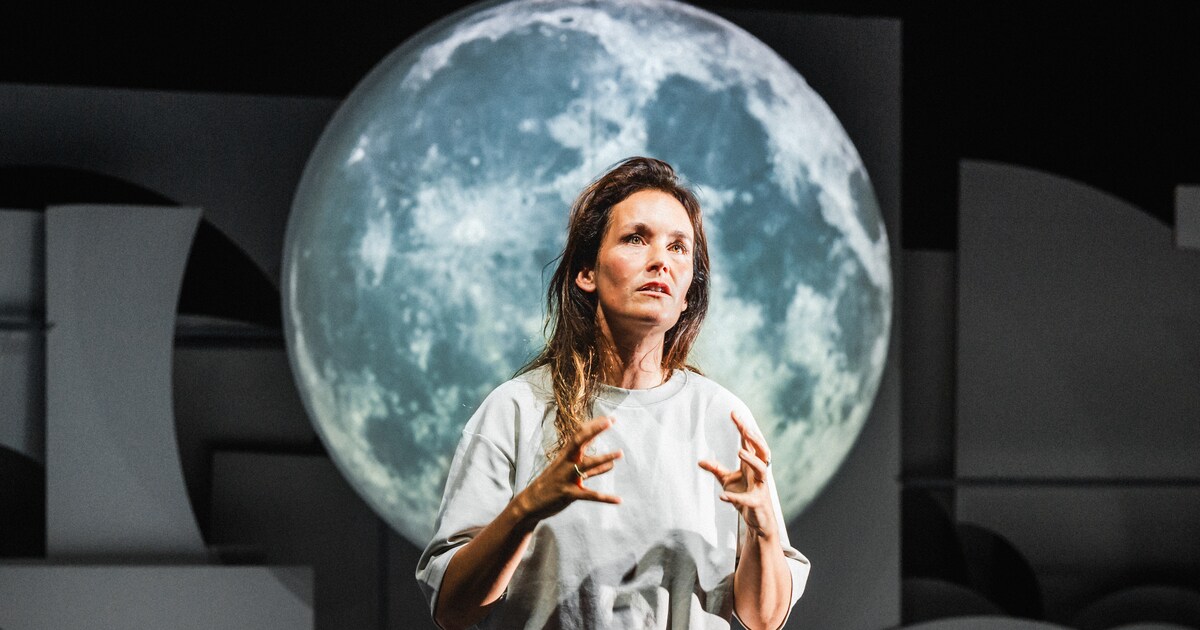 Recensie: Maankoorts is een kraakheldere voorstelling over de waarde ...