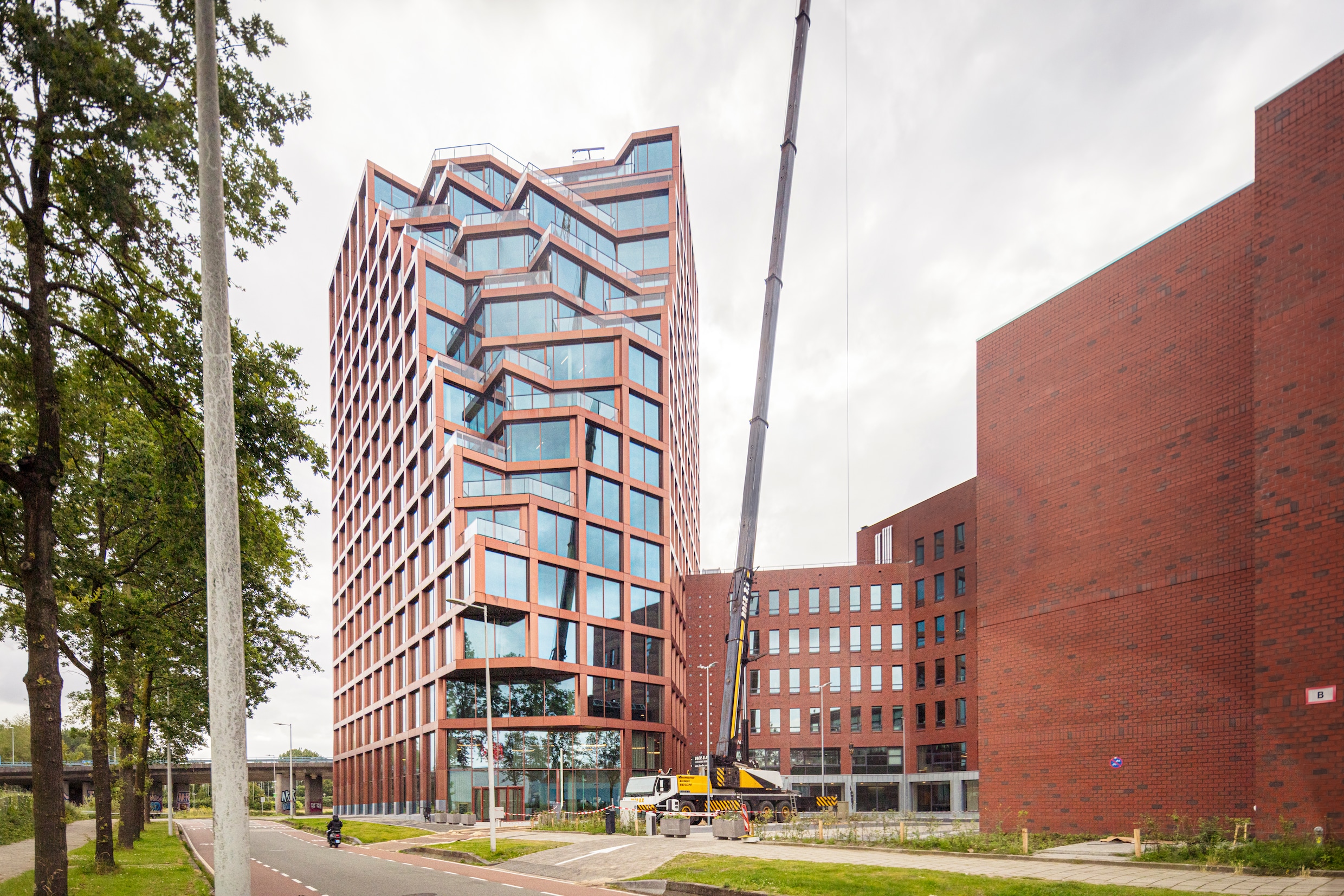 Met de rode Orato-toren aan de Weespertrekvaart is Amsterdam weer een ...