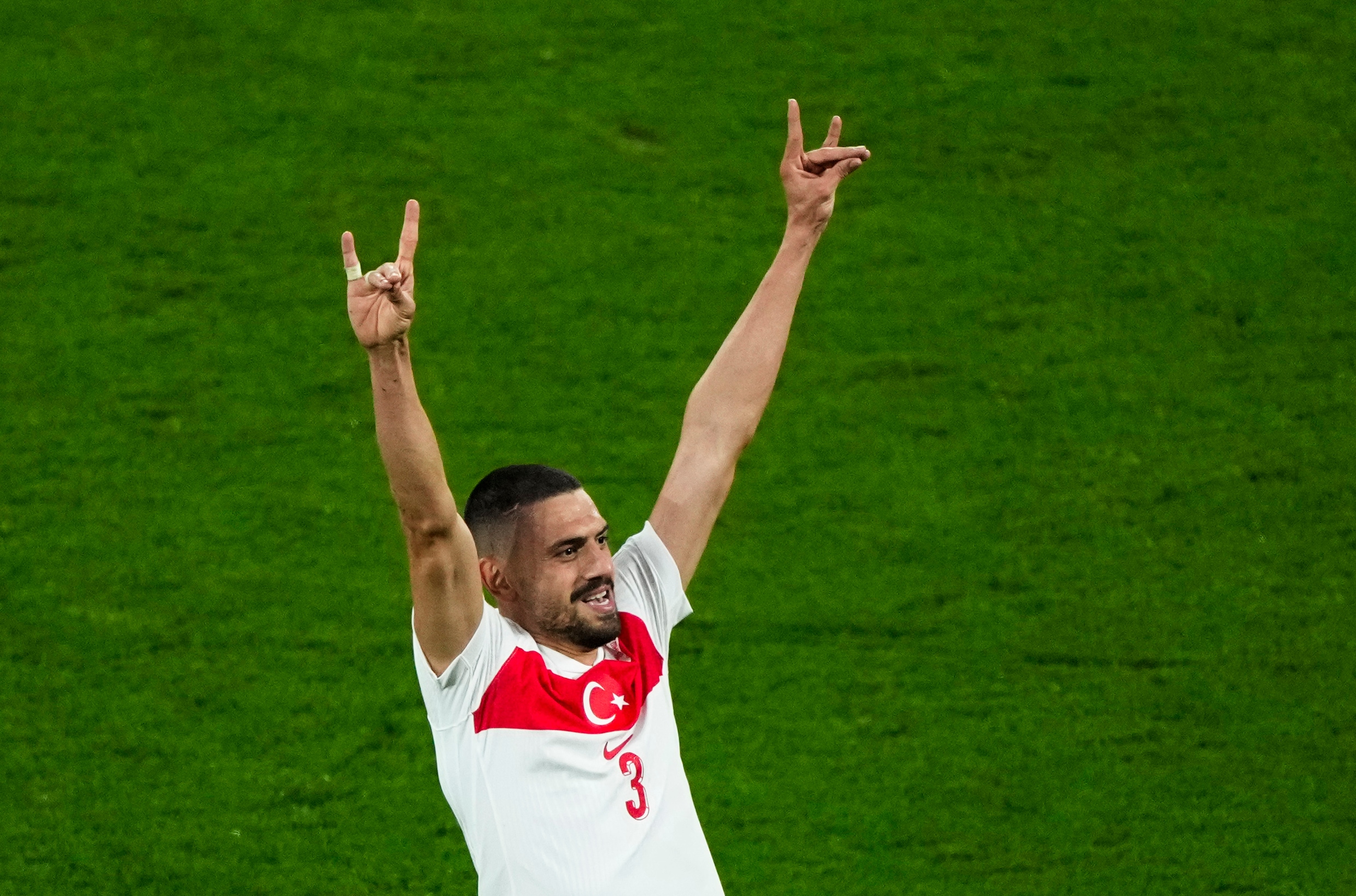 Bild: Turkse verdediger Demiral geschorst voor duel met Oranje na ‘extreemrechtse groet’ | Het ...