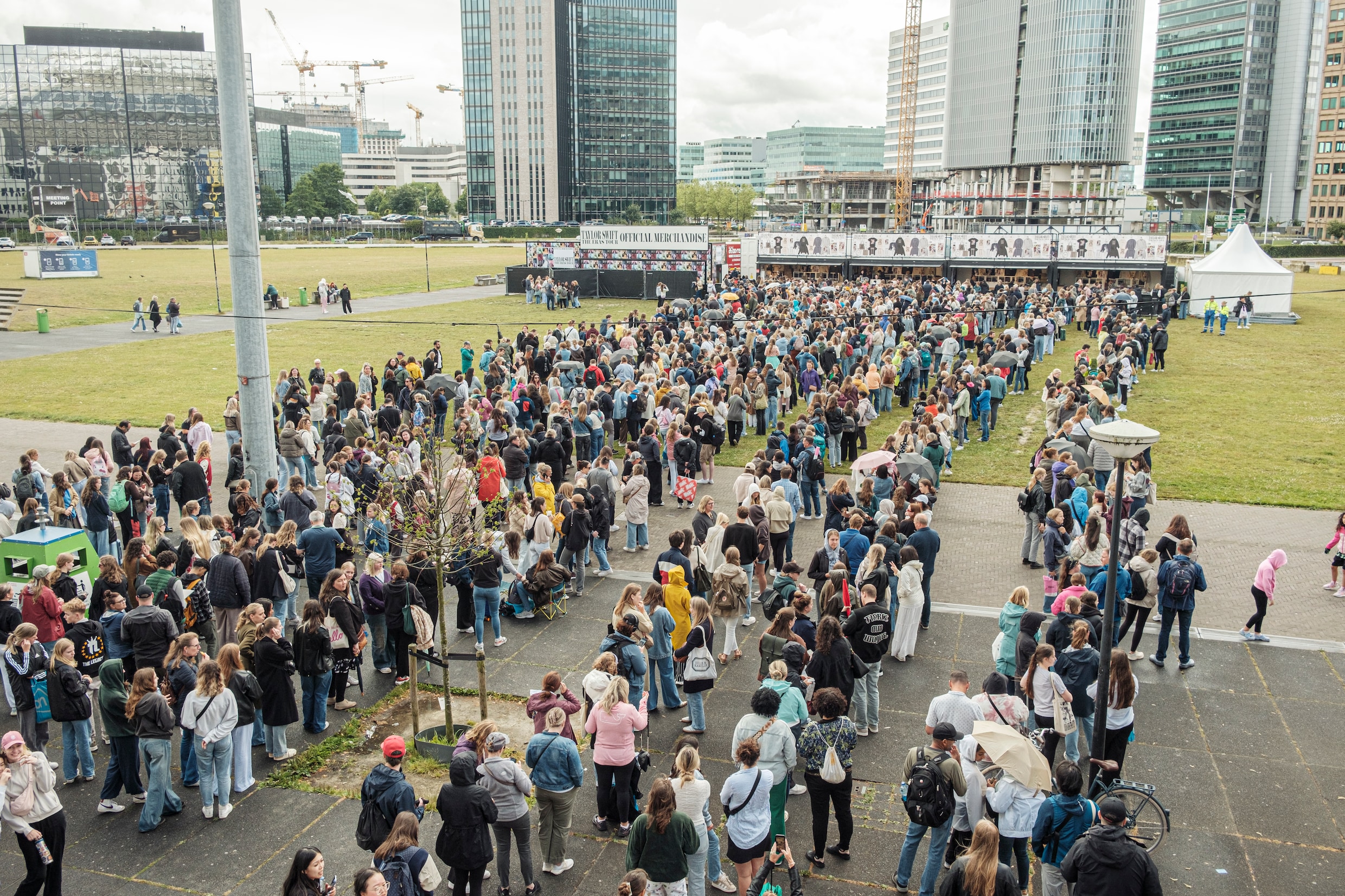 Uren in de rij voor merchandise van Taylor Swift: ‘Al mijn geld gaat ...