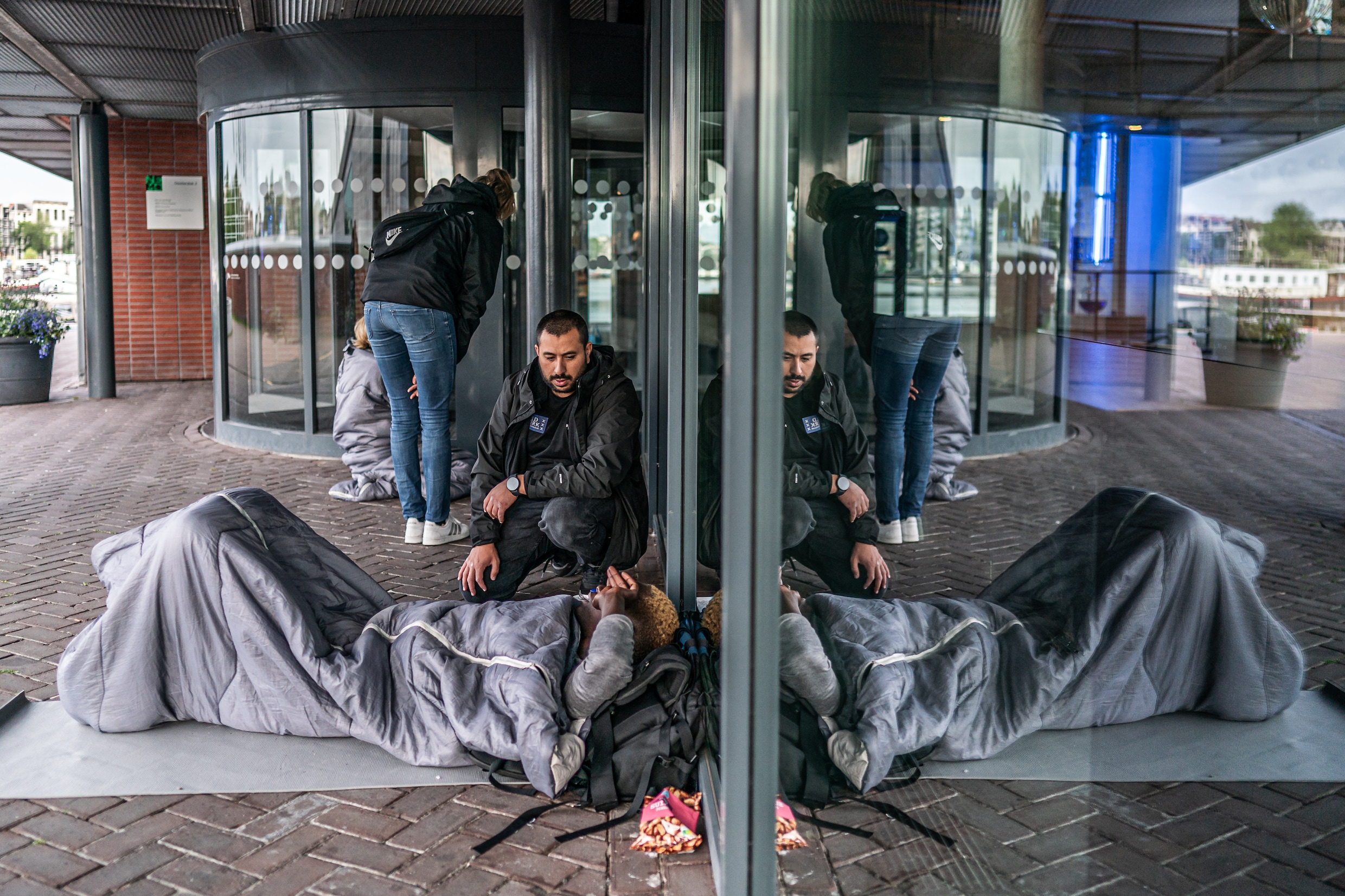 Roman (54) kwam vanuit Tsjechië naar Amsterdam om te werken, maar leeft ...