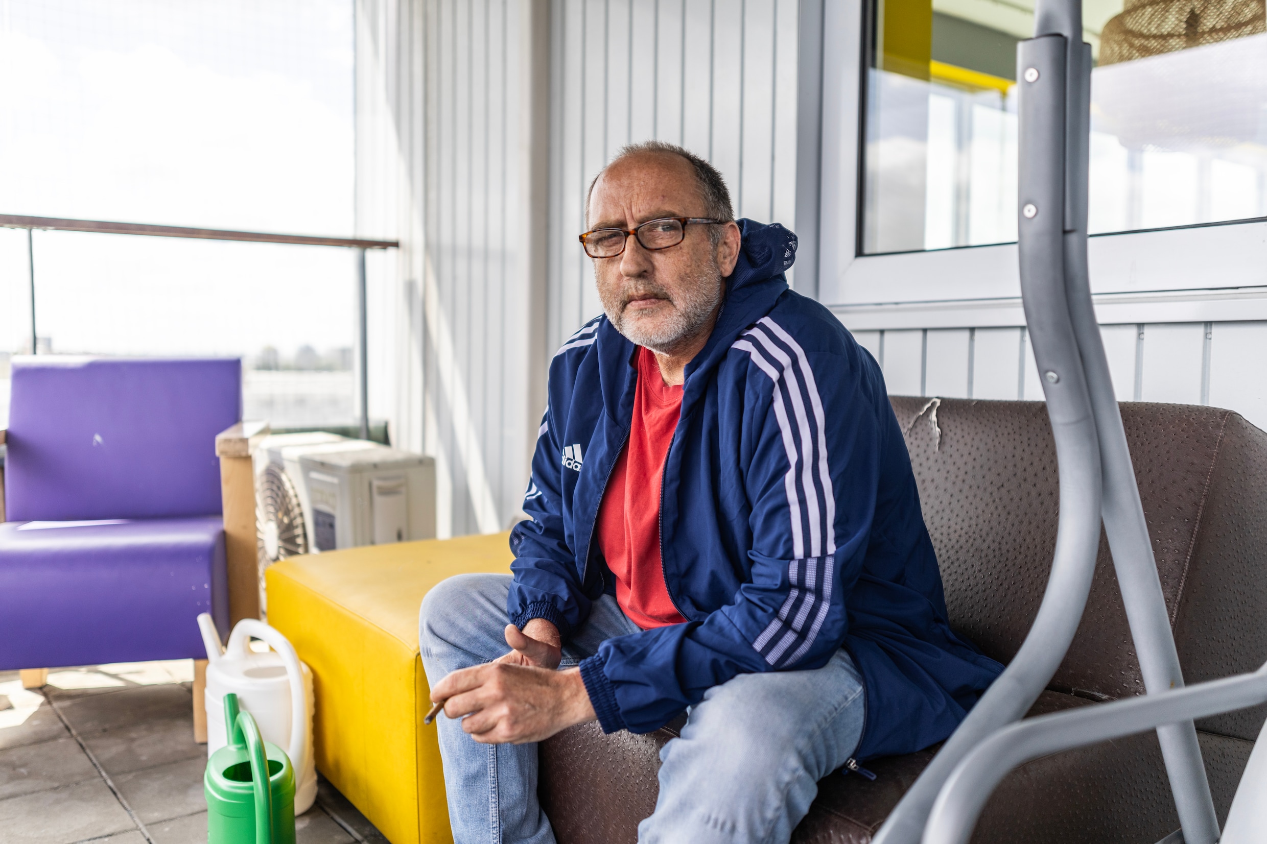 Ron Oeloff zou graag een bank willen: ‘Ik zit vaak alleen op mijn kamer ...