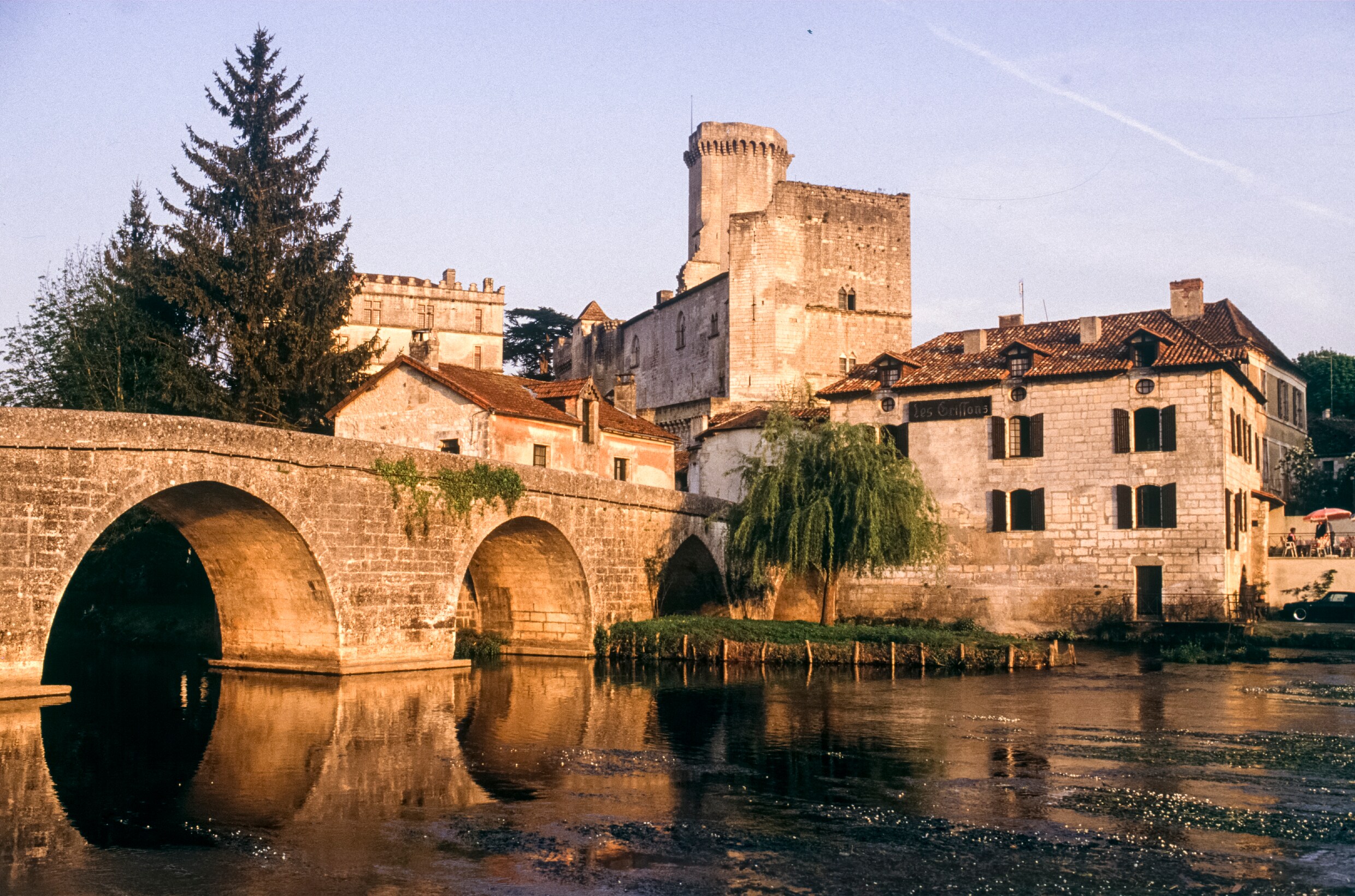 Recensie: Pierre Michon weet te bekoren met een betoverende strijd van ...