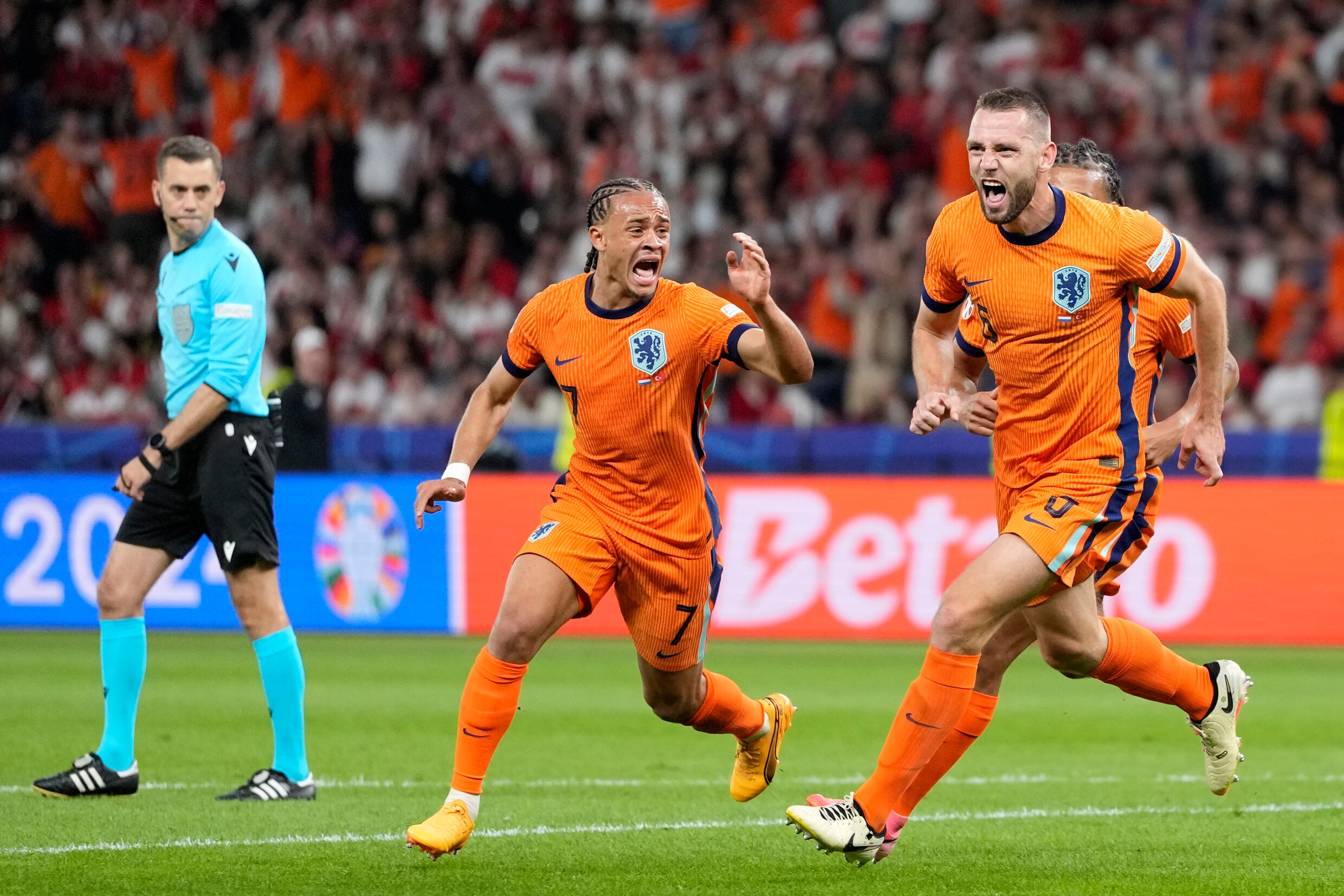 Stefan de Vrij was tegen Turkije de ware leider van de defensie | Het Parool