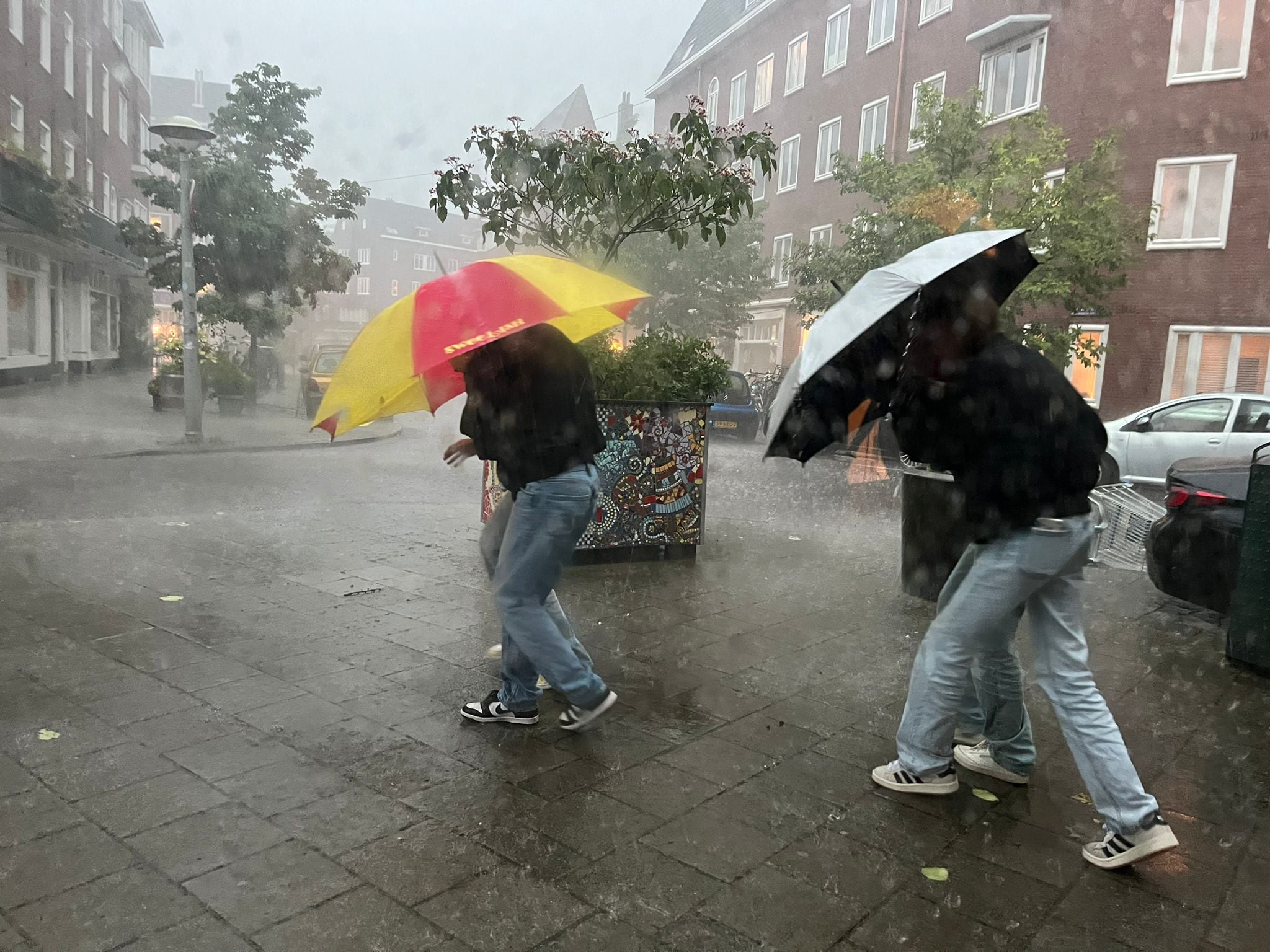 Teruglezen | Code oranje in Amsterdam voorbij: stormschade volgens ...