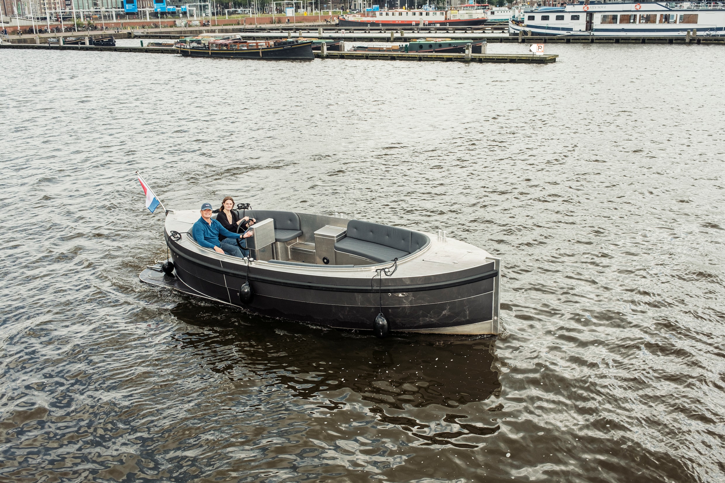 Floor (19) krijgt vaarles van haar vader Henk-Jan (54): ‘Het gaat ...