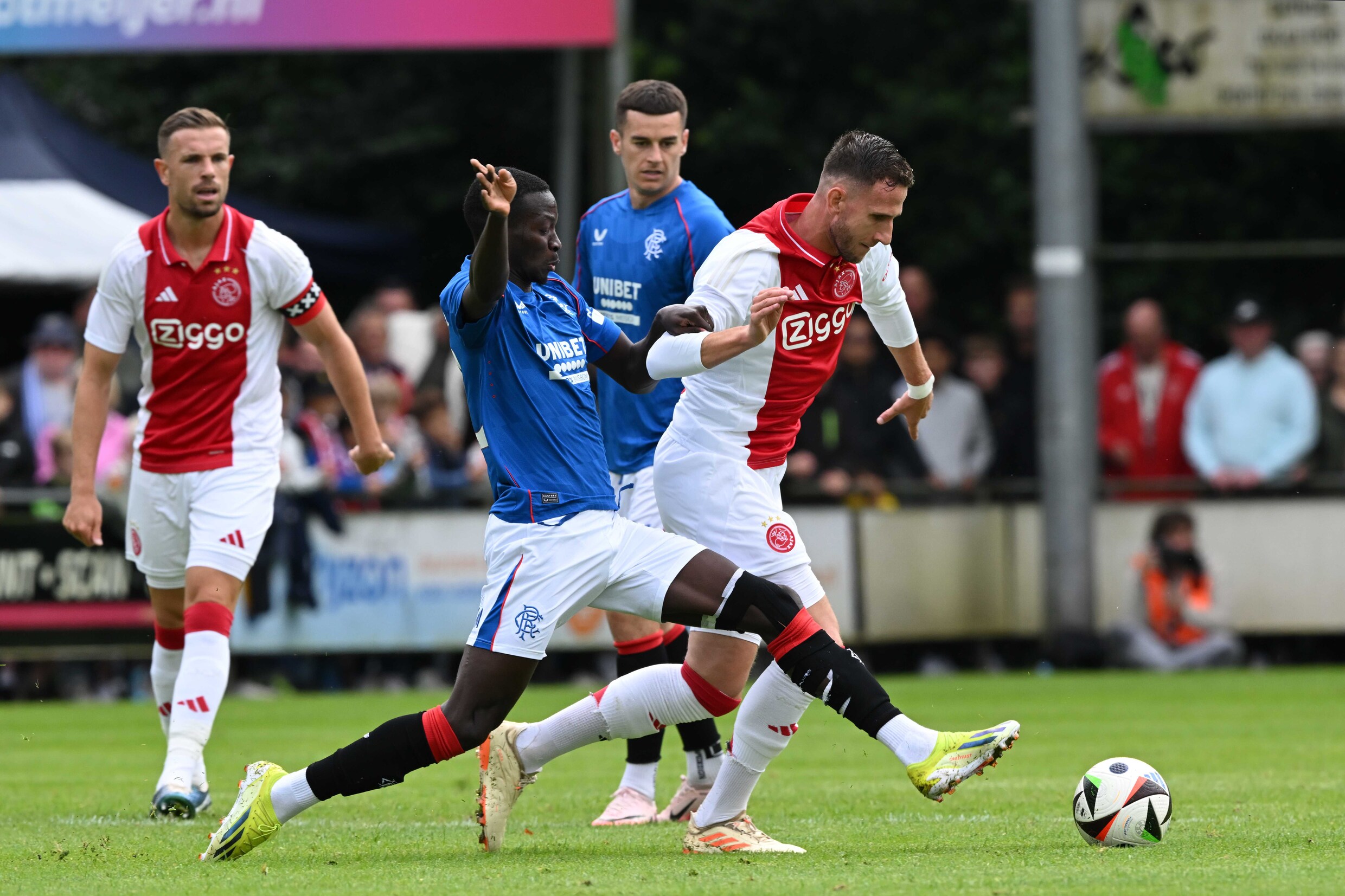Ajax dankzij Fitz-Jim, Van den Boomen en blunderende doelman langs Rangers FC, Berghuis maakt ...