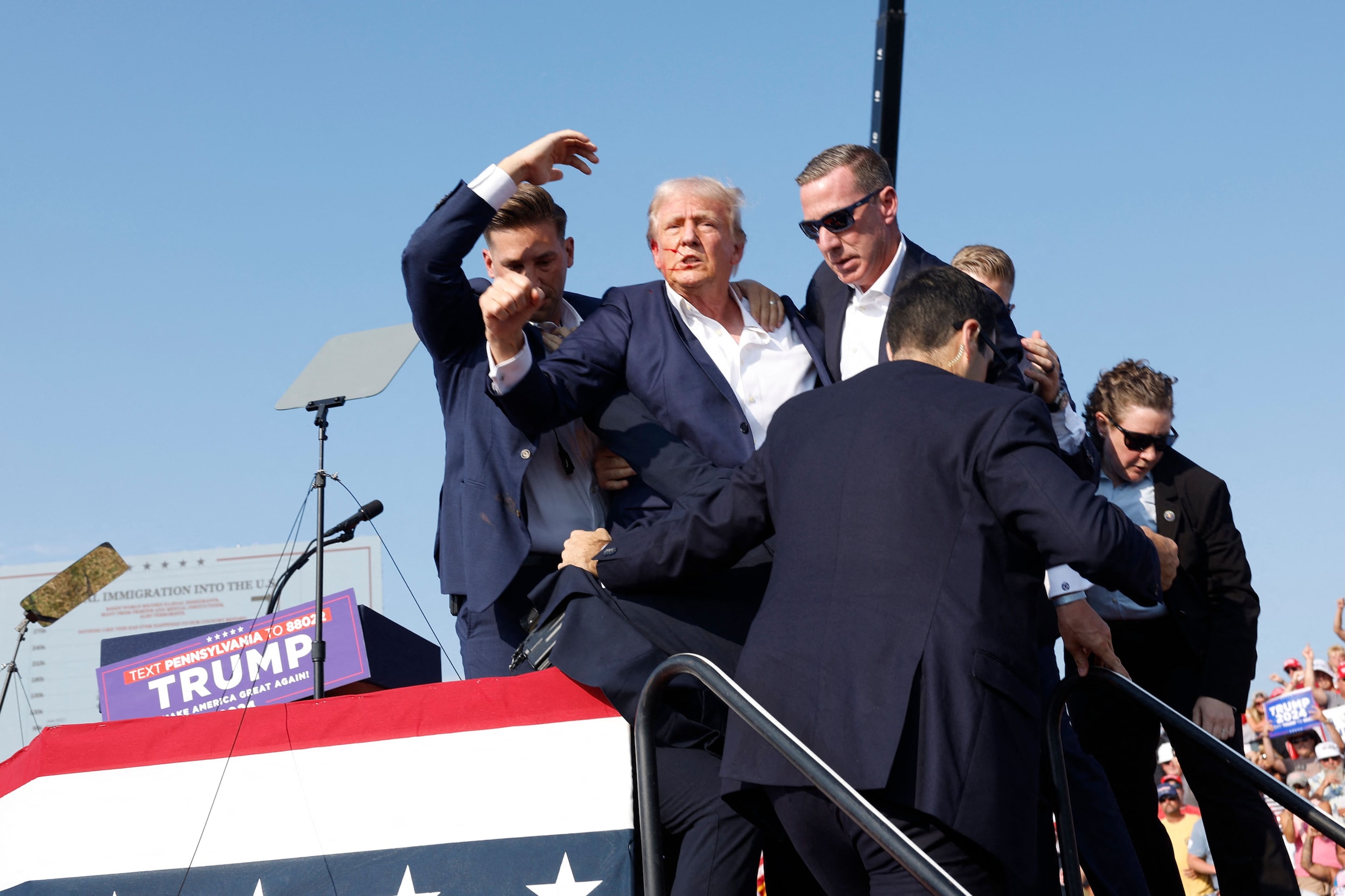Trump gewond maar ‘in orde’ na schoten tijdens campagnebijeenkomst, FBI ...