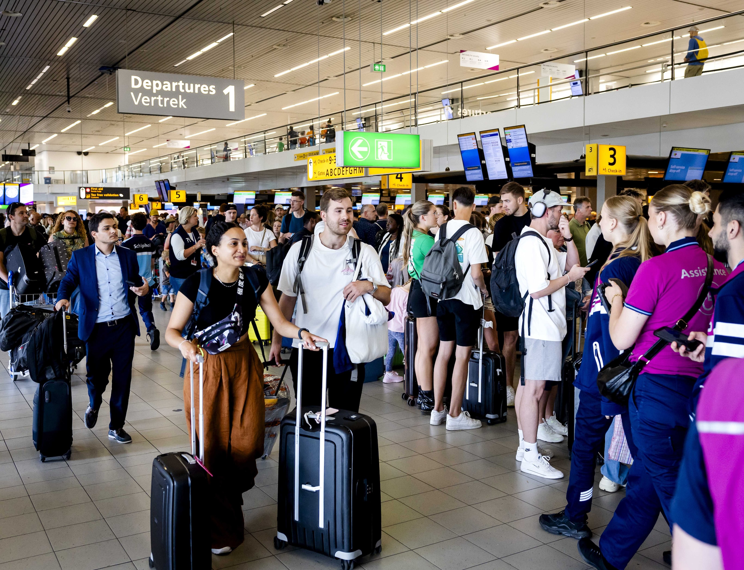 Lange wachttijden op Schiphol door computerstoring: ‘Ik wil gewoon naar ...