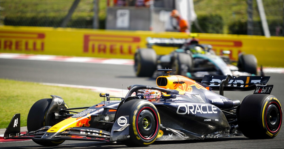 Withete Max Verstappen mist podium na touché met Lewis Hamilton en haalt uit: ‘Kreeg dom ...