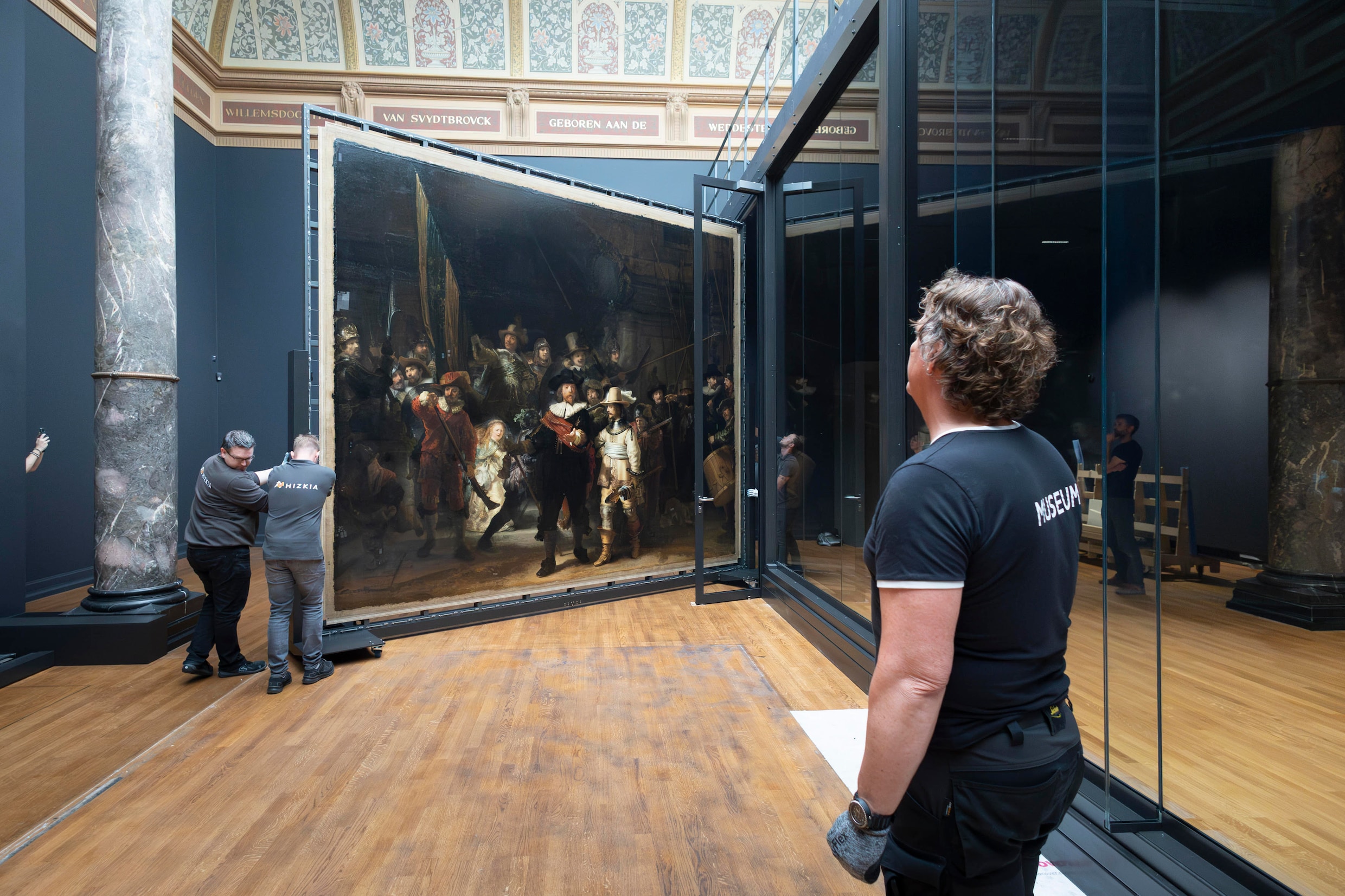 Rijksmuseum plaatst nieuwe glaswand tussen de Nachtwacht en het publiek: ‘Het was een soort ...