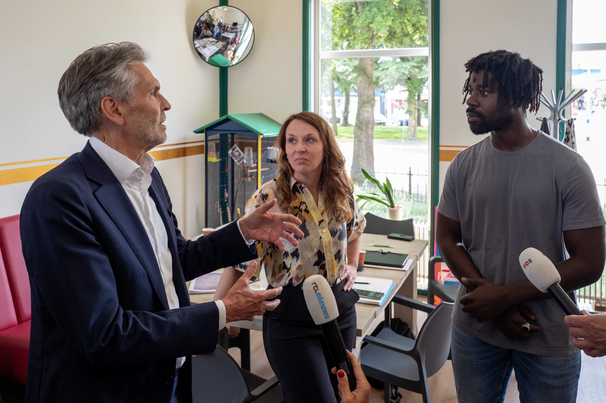 Premier Schoof moet even wennen, op werkbezoek ver buiten Den Haag: ‘Ze ...