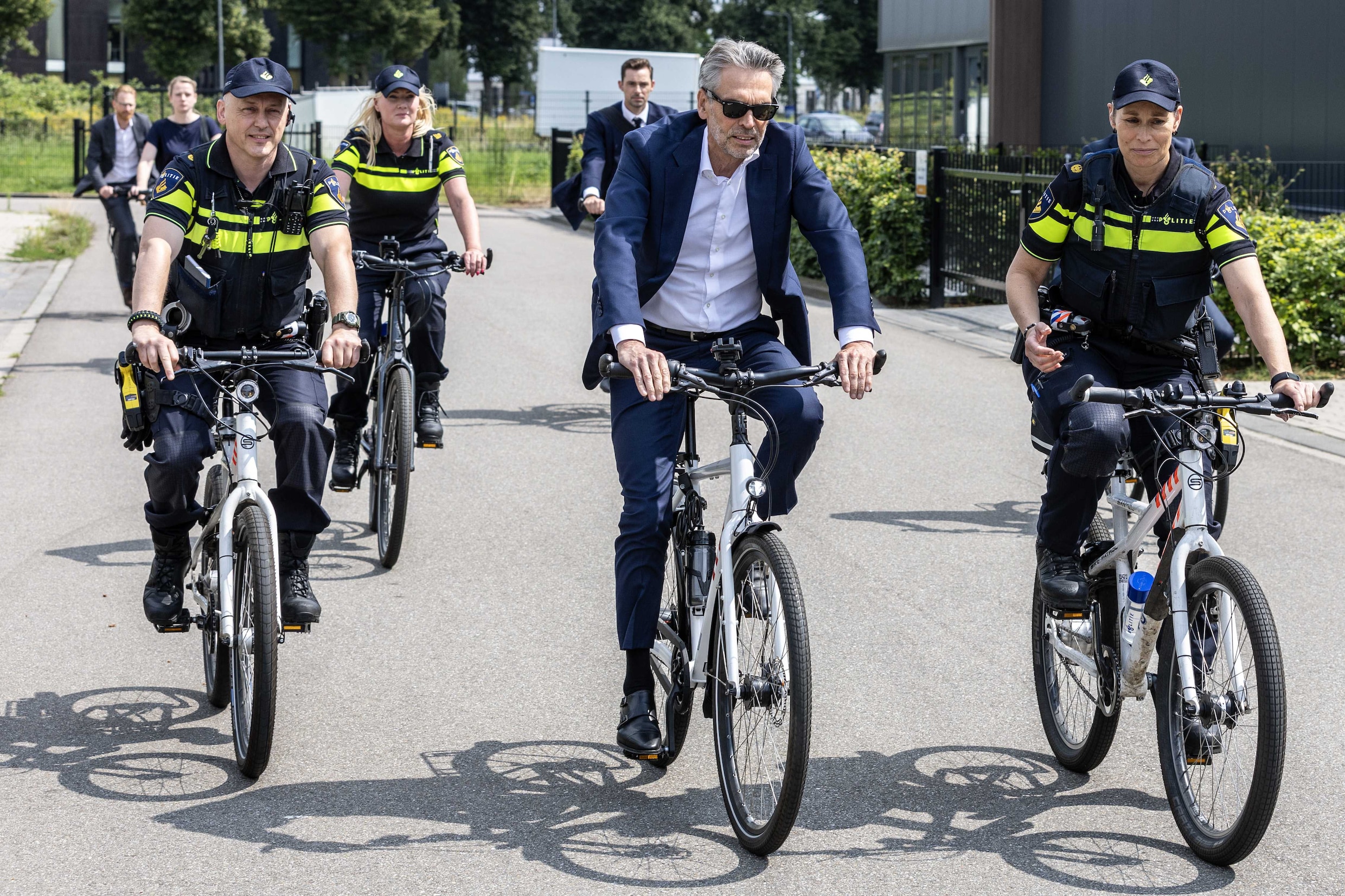 Premier Schoof moet even wennen, op werkbezoek ver buiten Den Haag: ‘Ze ...