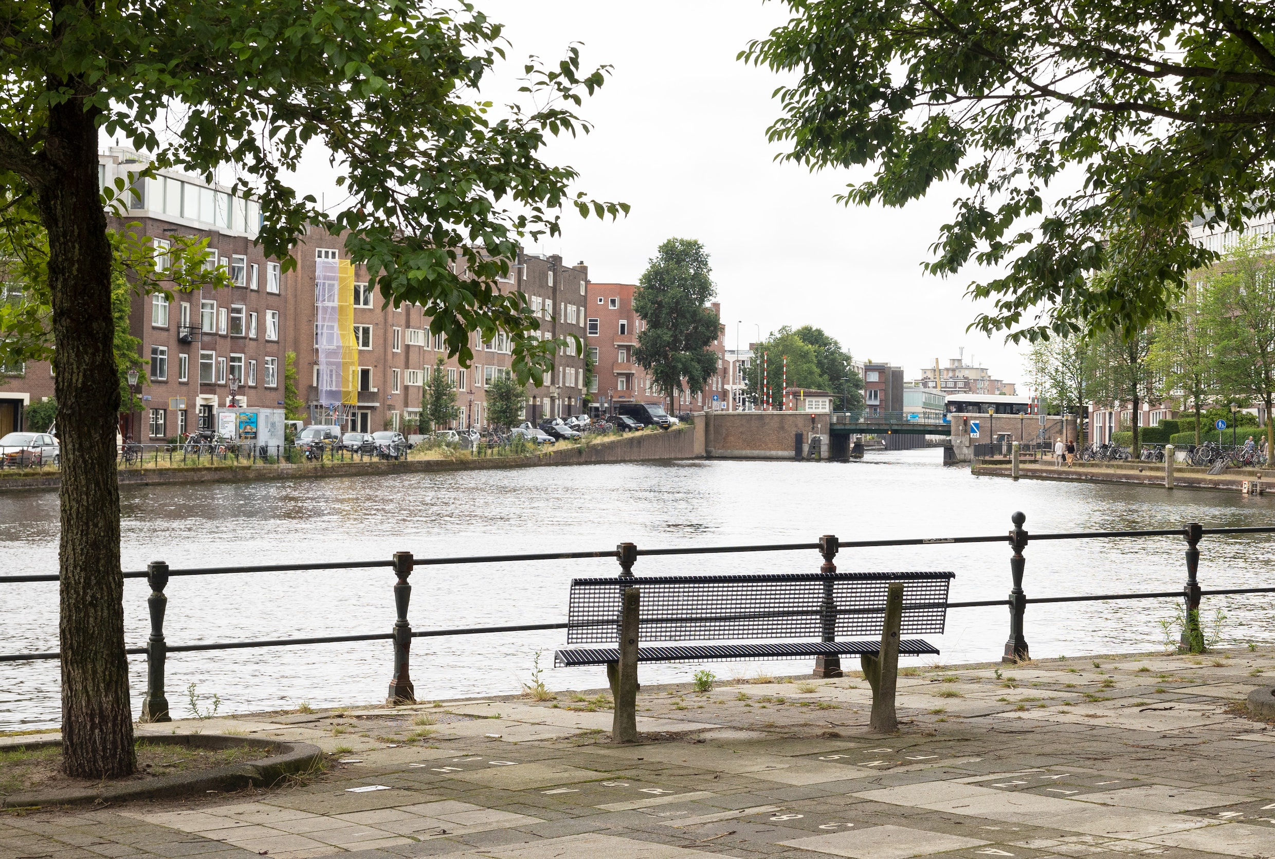 Even tot rust komen? 11 bankjes in Amsterdam met mooi uitzicht | Het Parool
