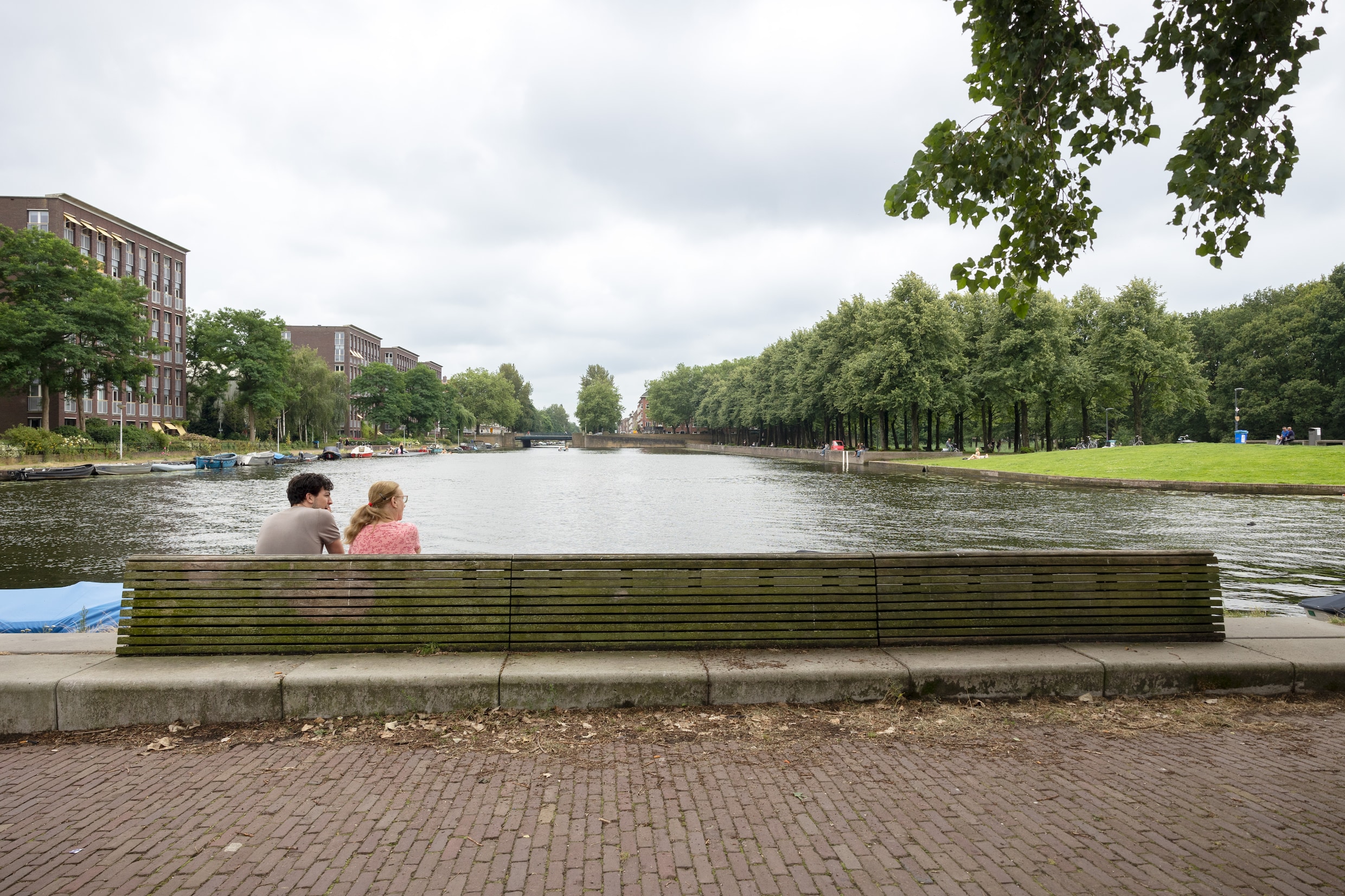 Even tot rust komen? 11 bankjes in Amsterdam met mooi uitzicht | Het Parool