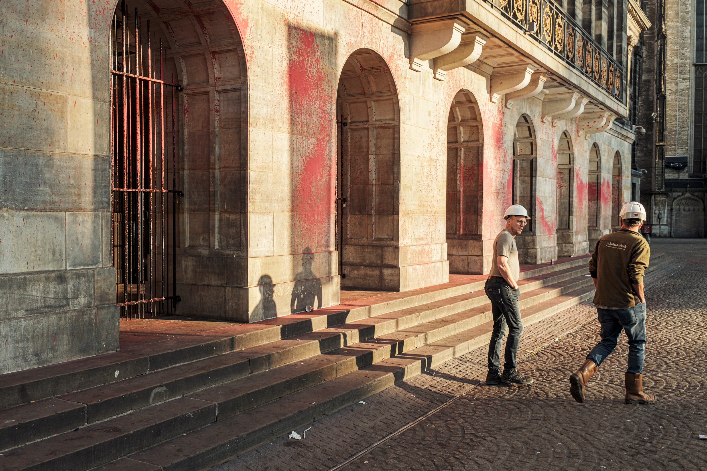 Paleis op de Dam door pro-Palestijnse activisten beklad met verf | Het ...